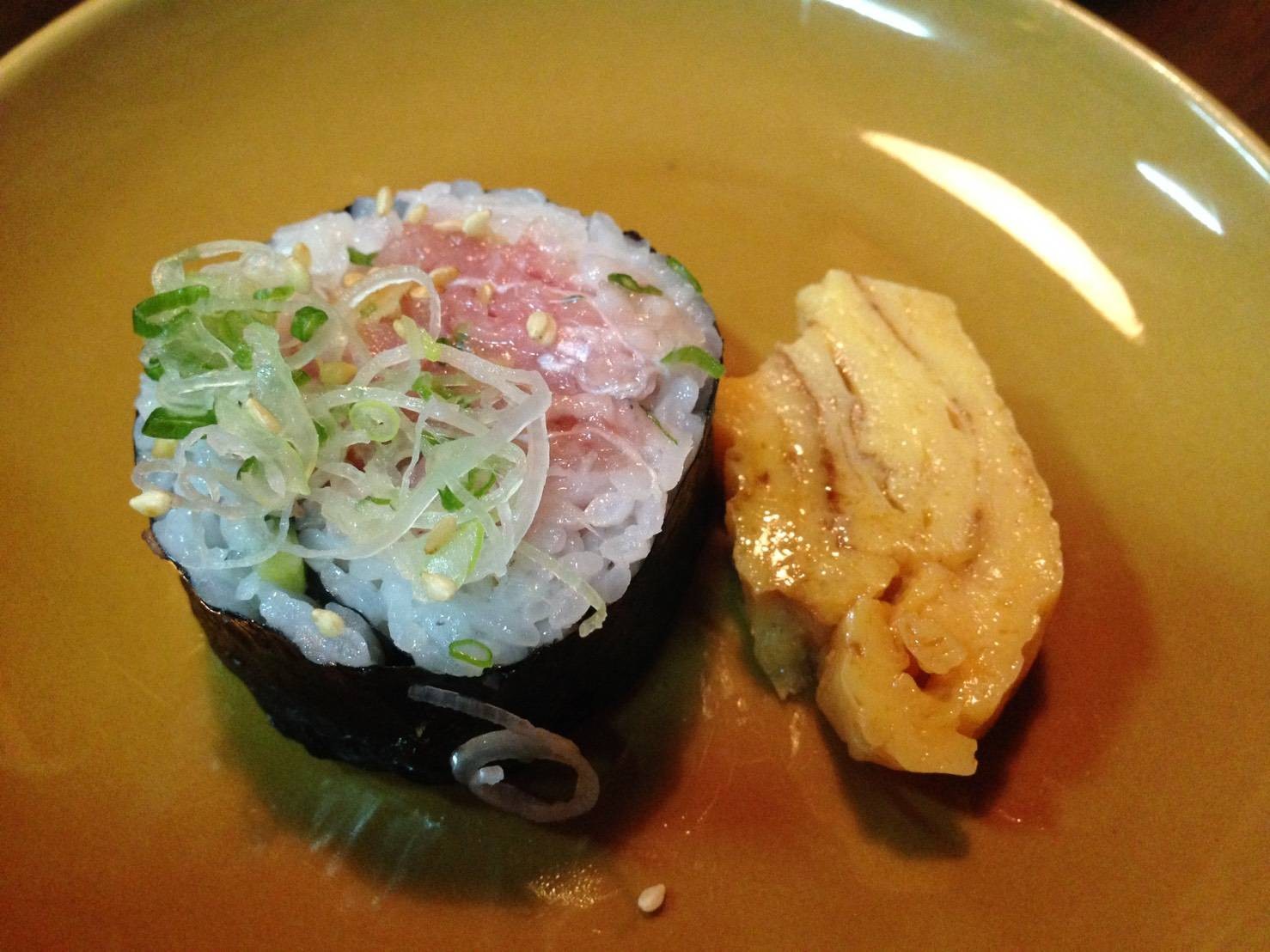 Negi Toro Maki • เราเอาวาซาบิ กับขิงดอง มาวางบน Maki แล้วก็จิ้มโชยุ กัด ...