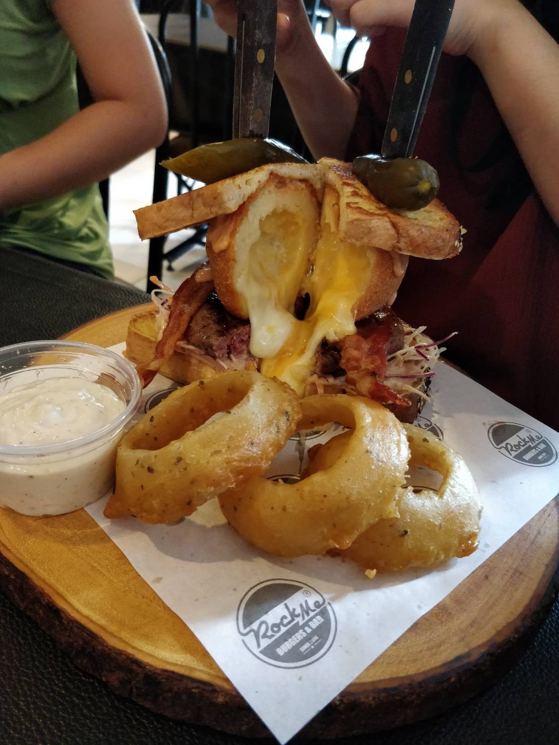 รีวิว Rock Me Burgers & Bar ลอยเคราะห์ - Burger สไตล์อเมริกันแท้ๆ ใน ...