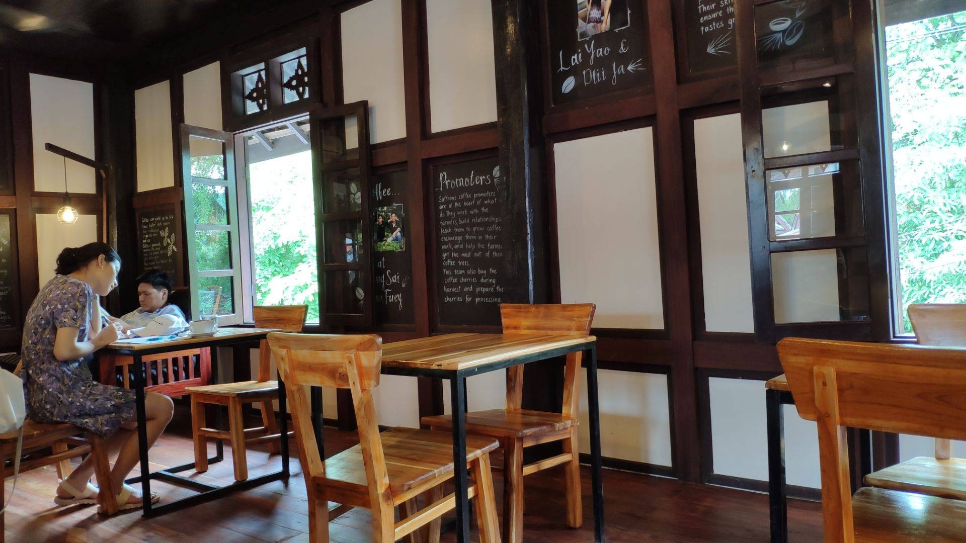 รีวิว Saffron Espresso Cafe - บรรยากาศร้านริมแม่น้ำโขง พร้อมด้วยกาแฟ ...