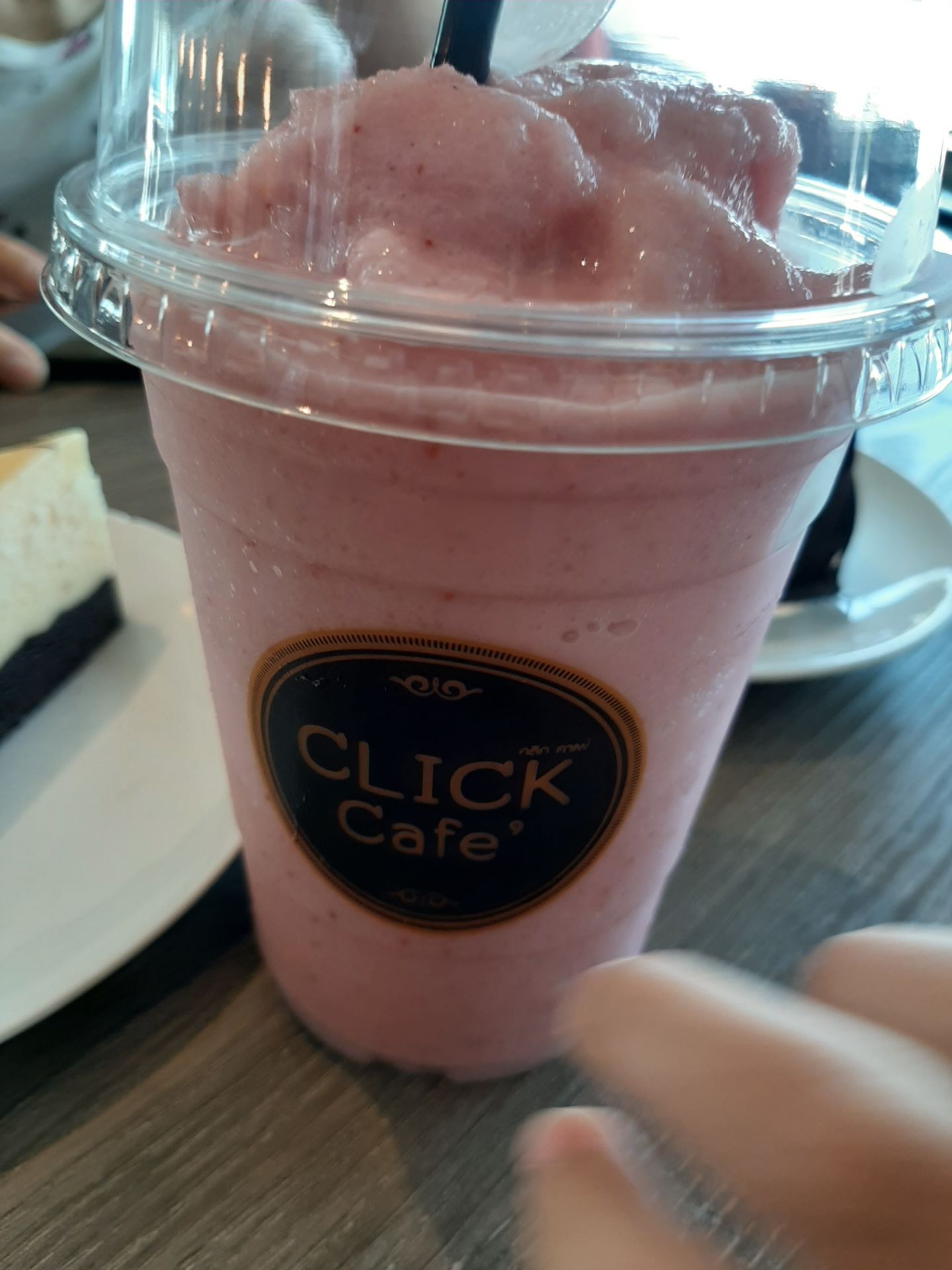 รีวิว Click Cafe' - เครื่องดื่มโอเค แต่เค้ก..... - Wongnai