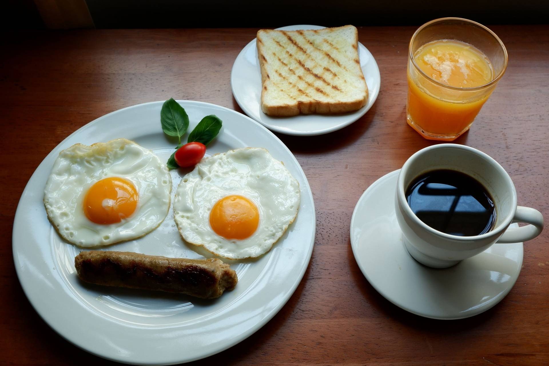 Breakfast อาหารเช้า 69บาท • ไส้กรอกอิตาเลียนย่างหอมๆ ไข่ดาวและโทสต์ ตบ ...