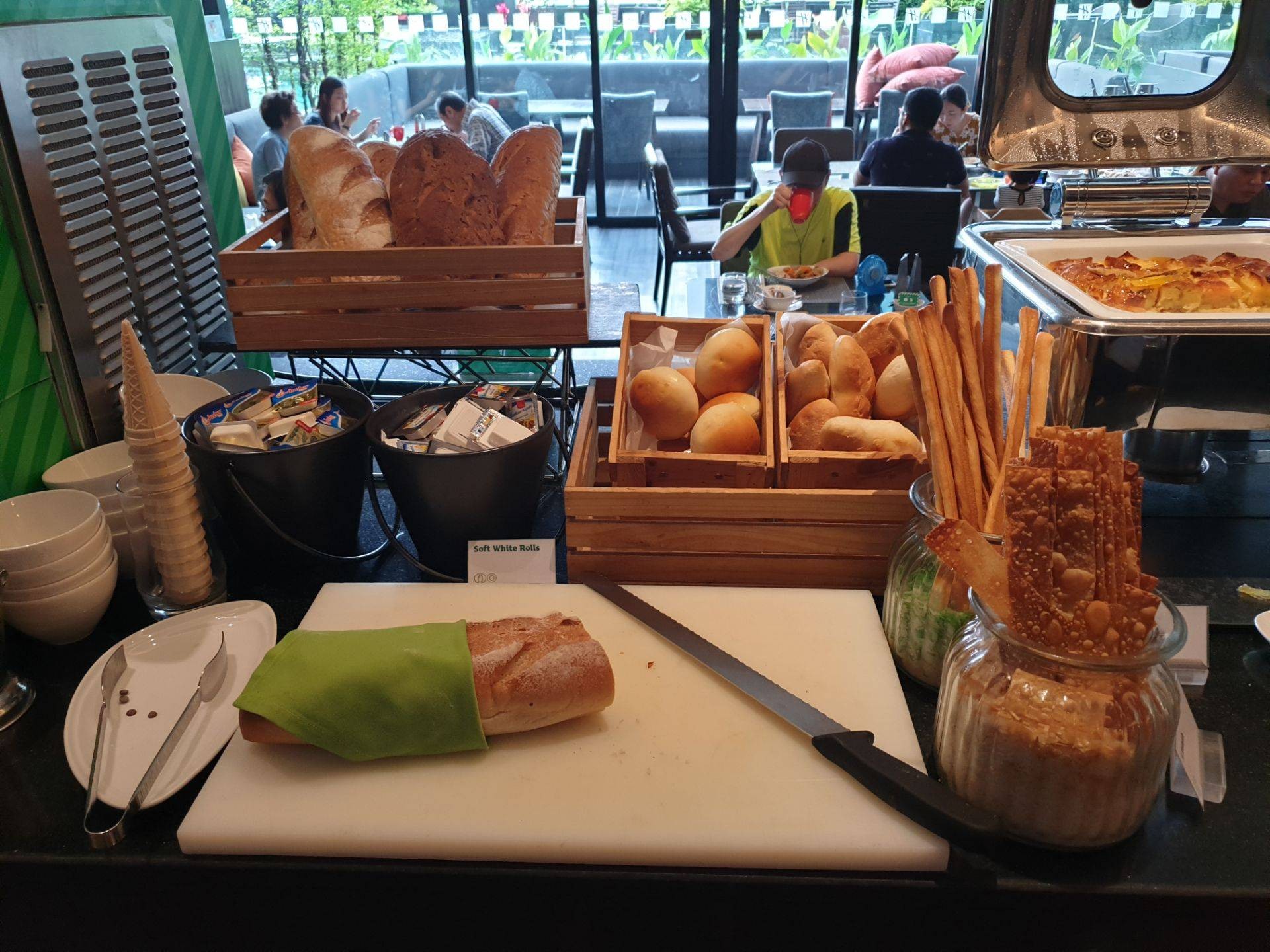 รีวิว Zeta Cafe โรงแรมฮอลิเดย์อินน์ กรุงเทพฯ - lunch buffet zeta cafe ...