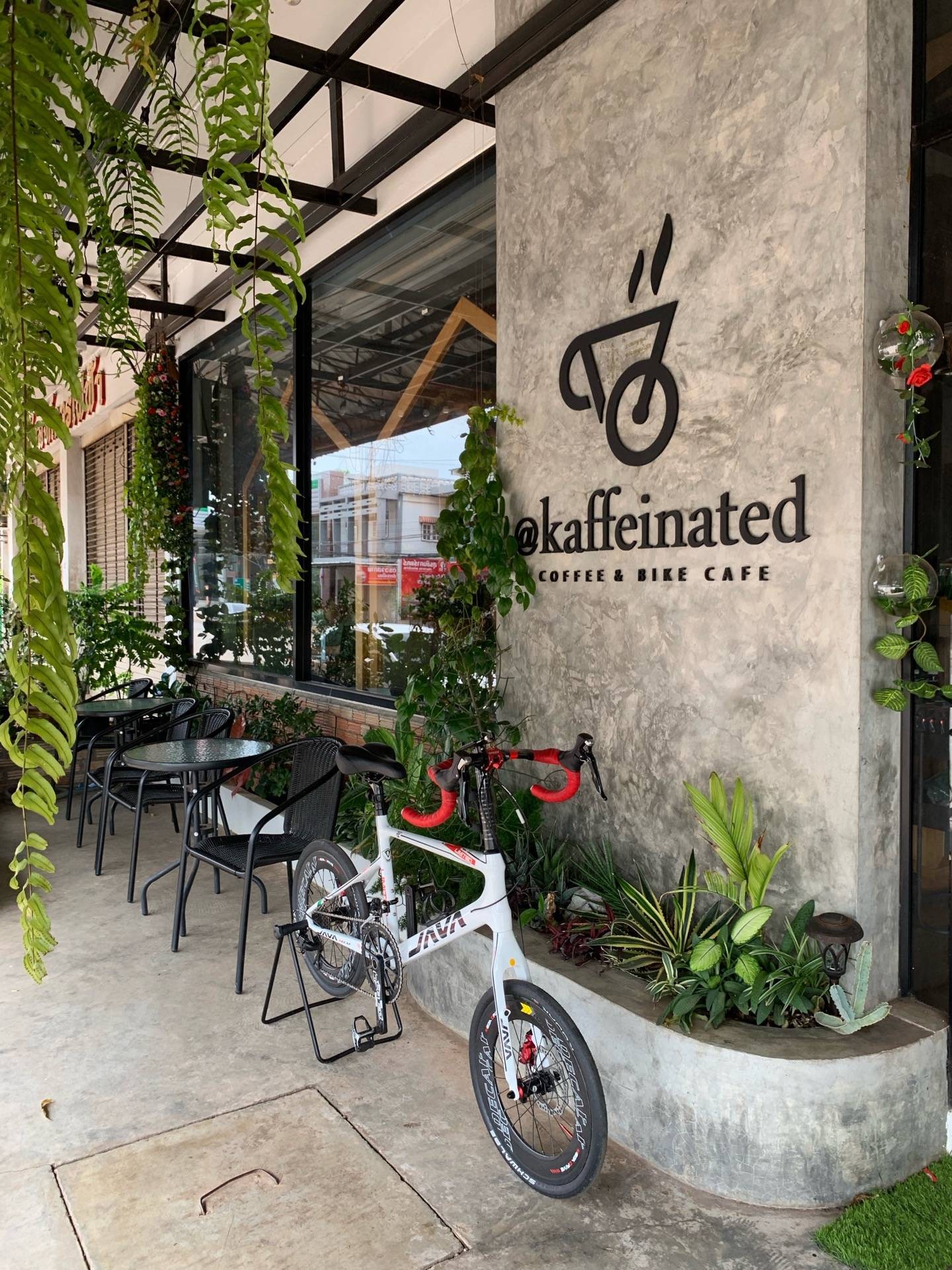 รีวิว Kaffeinated Coffee & Bike Cafe - สั่งเฮลเซนัทลาเต้ใช้ได้ แต่คนขาย ...