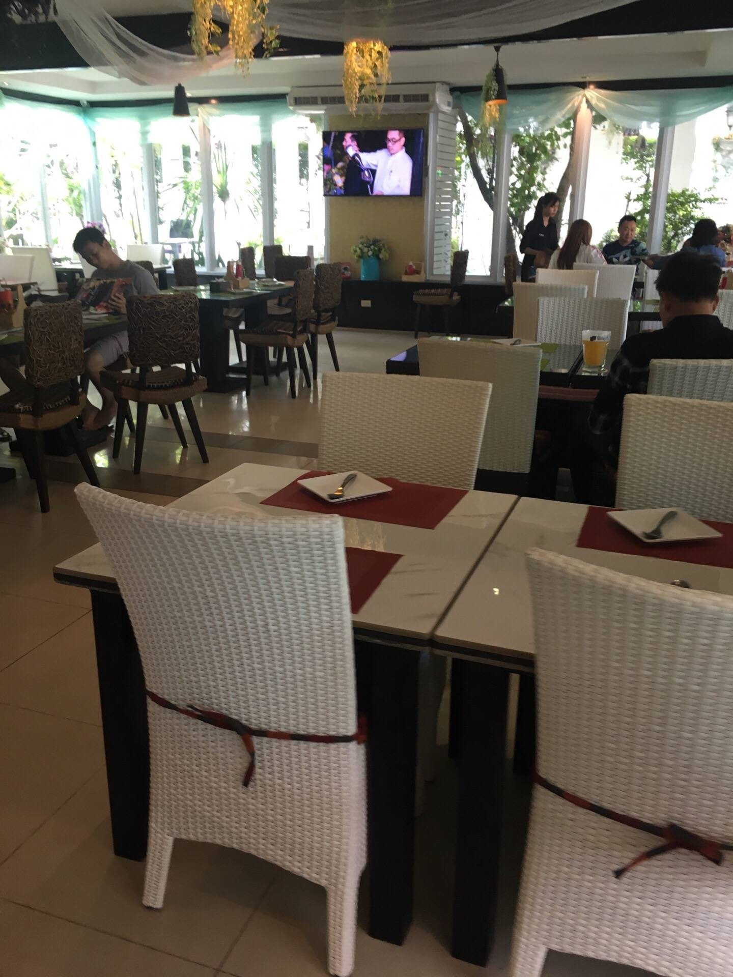 รีวิว Faroh House Restaurant & Wine - บริการดี เพลงดี บรรยากาศสบาย ...