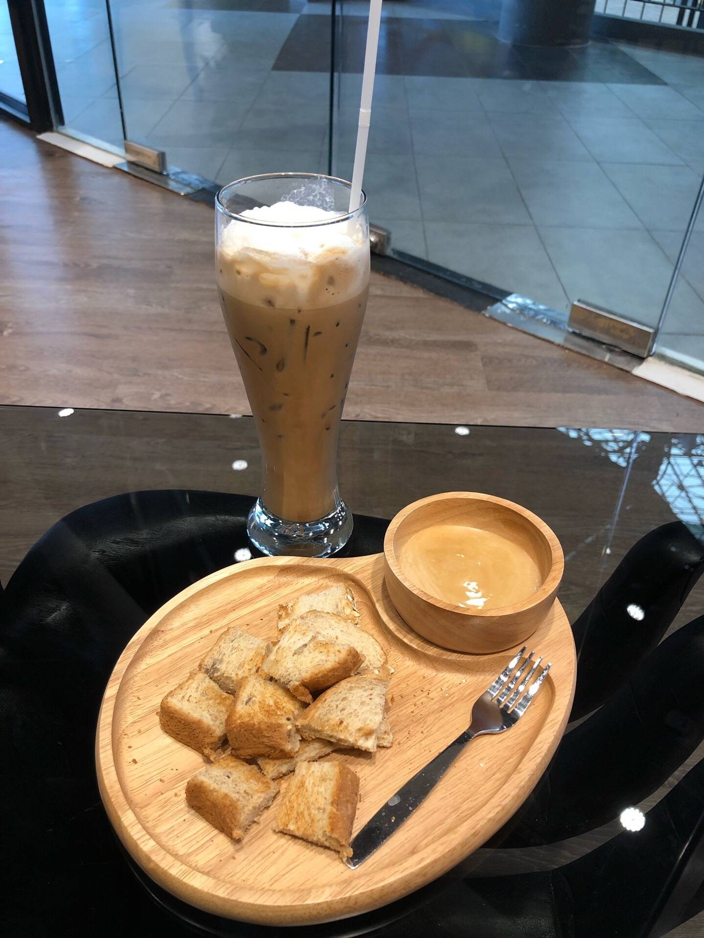 ขนมปัง นมข้นพืช + กาแฟถั่งเช่าสีทอง ร้าน ZEROCO Coffee Roasters at I’m park จุฬาฯ แอมพาร์ค