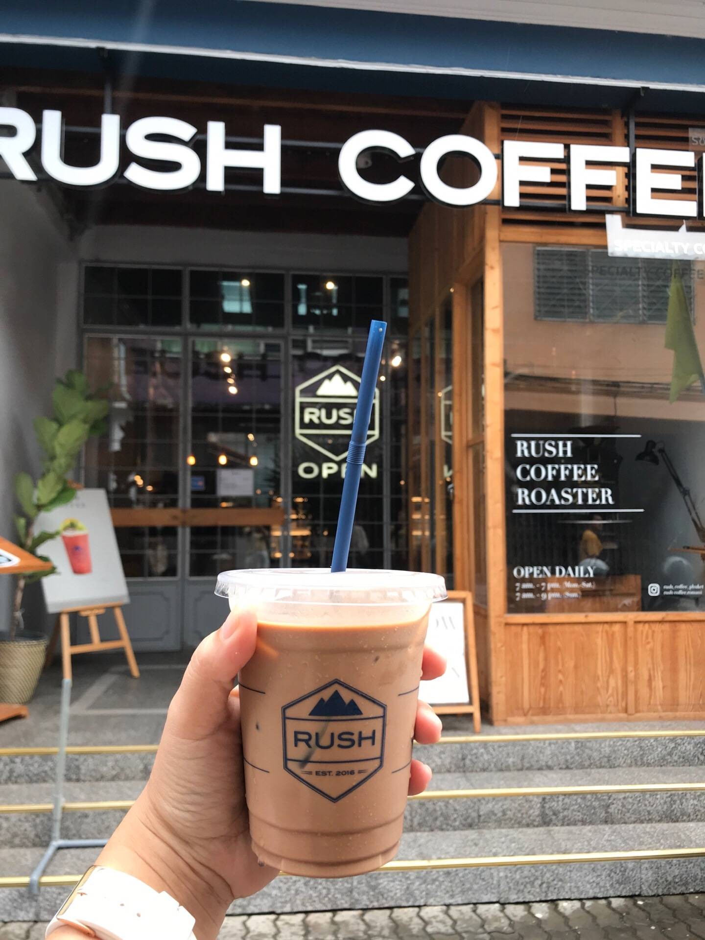 รีวิว Rush Coffee Rommani - ร้านกาแฟอร่อยๆ ย่านรมณีย์ เดินเล่นเรื่อยๆเหนื่อยแล้วแวะพักได้