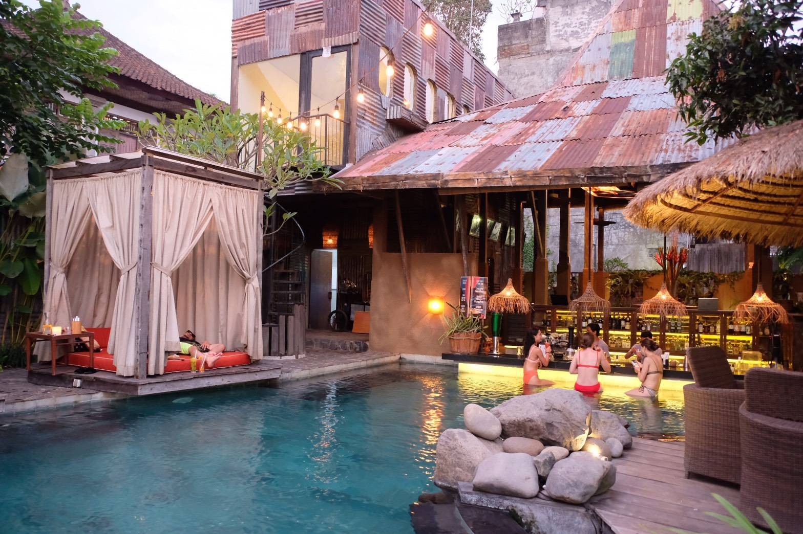 รีวิว Folk Pool & Gardens - ร้านนี้ดีงาม ถ้ามีเวลาต้องมานั่งชิล