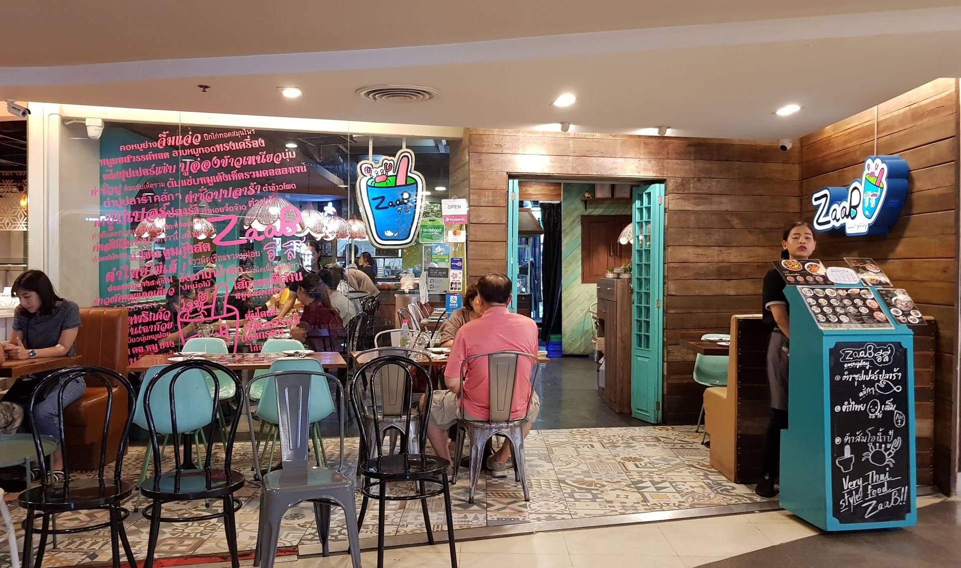 รีวิว Zaab Eli (แซ่บอีลี่) สีลมคอมเพล็กซ์ - ตำข้าวโพดไข่เค็ม VS. ผัดมาม่าป้าตือ