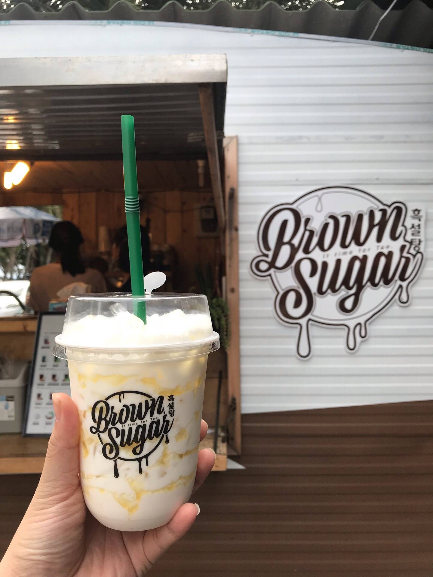 รีวิว Brownsugar Tea บางแสน - มาบางแสน เจออากาศร้อนๆ ได้แก้วนี้ไปฟินเลยย ปล.ไม่ชอบหวาน สั่งลด ...