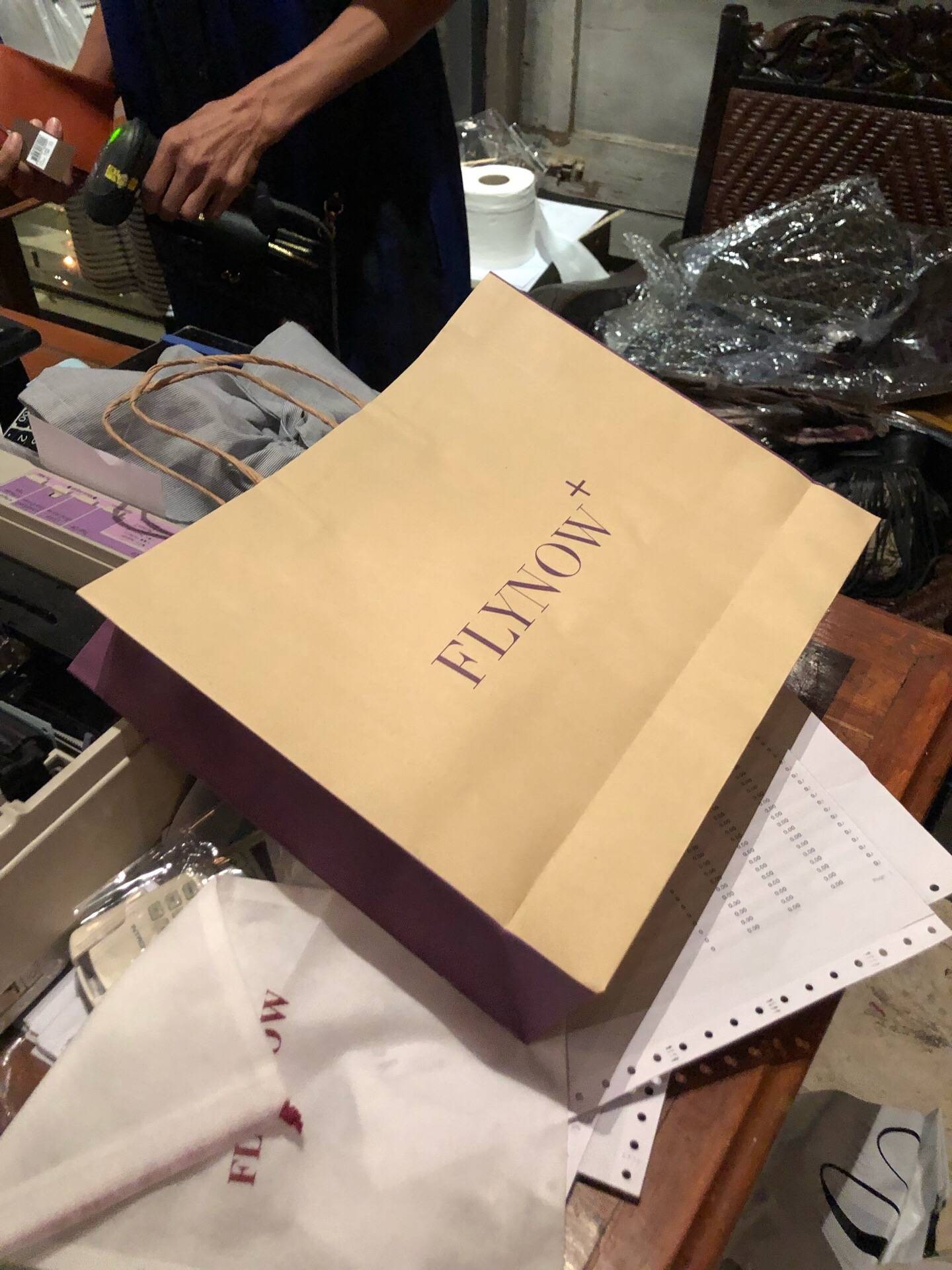 ร้าน FLY NOW Outlet ช่างชุ่ย - Wongnai