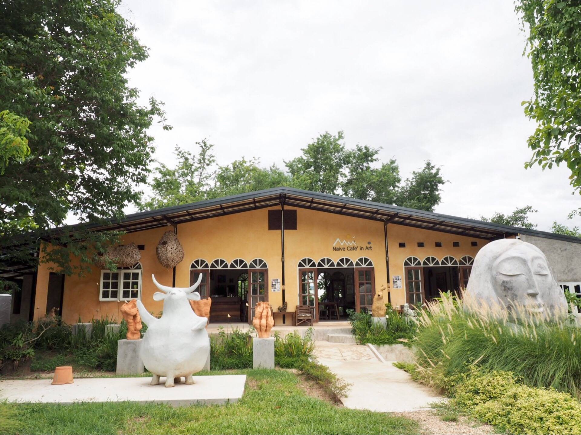 รีวิว Naive Cafe’ In Art - จิบกาแฟ แลงานศิลป์