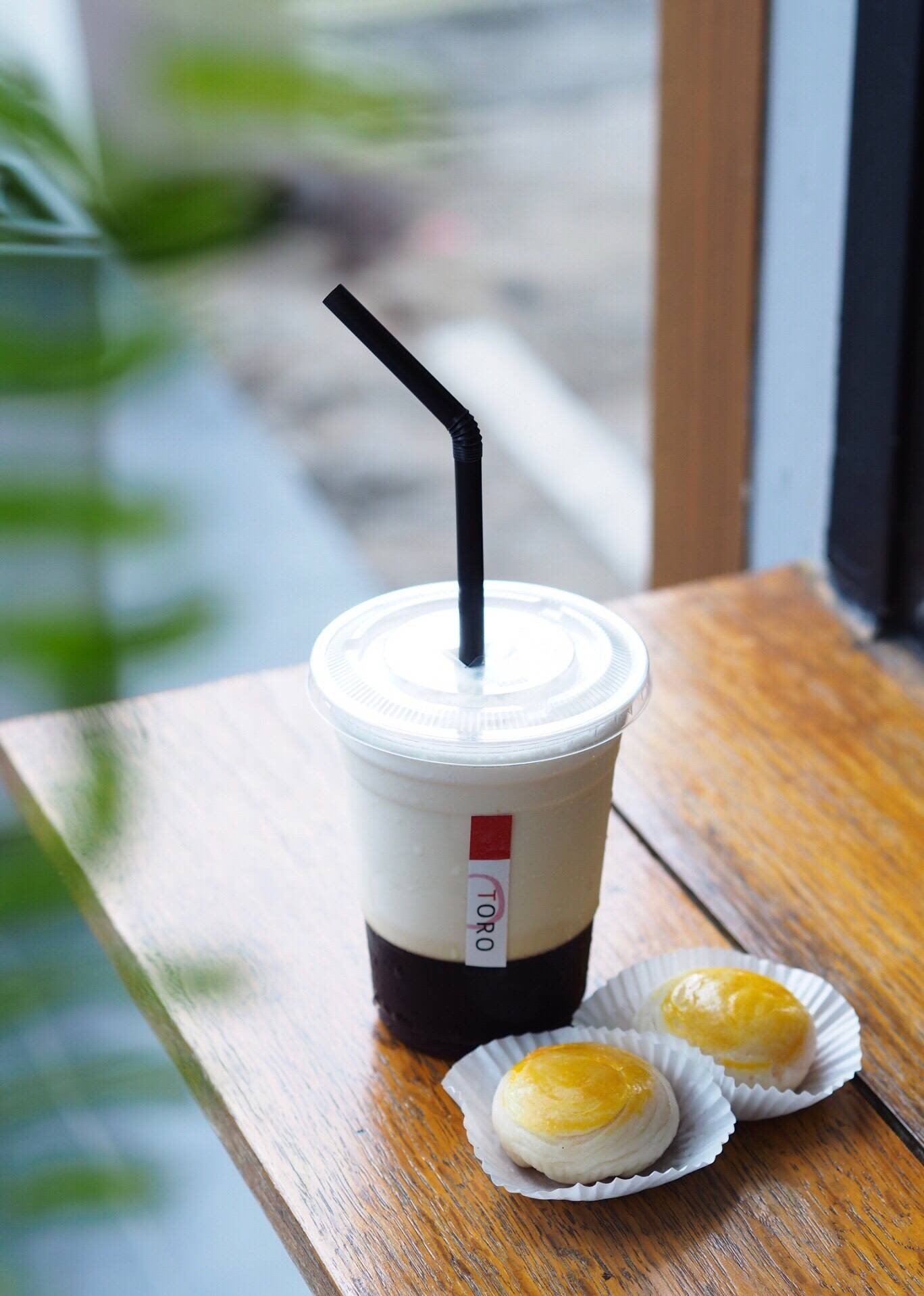 รีวิว TORO Coffee - เจ้าของร้านกันเอง นมหมีเจลลี่กาแฟ เปาะเปี๊ยะลาวาไข่ ...