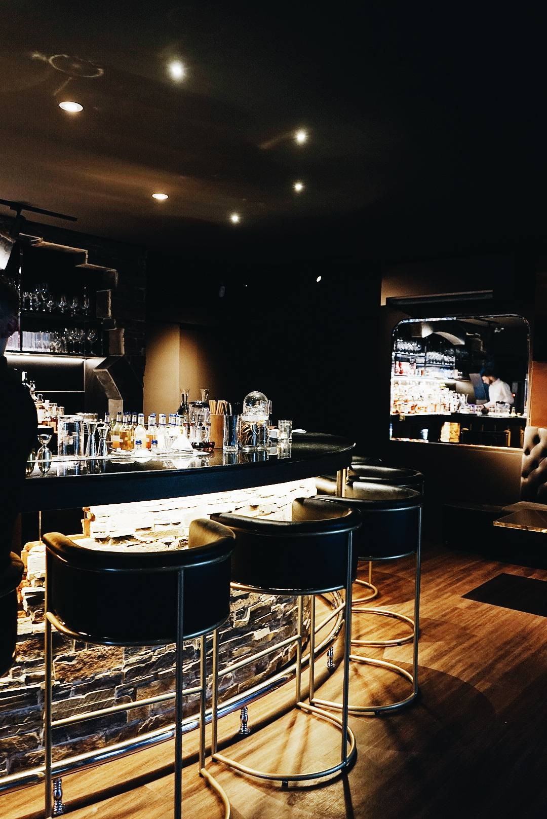รีวิว Ivy 47 Restaurant & Bar สุขุมวิท 47 - โซนบาร์บนชั้นสองที่ให้ ...