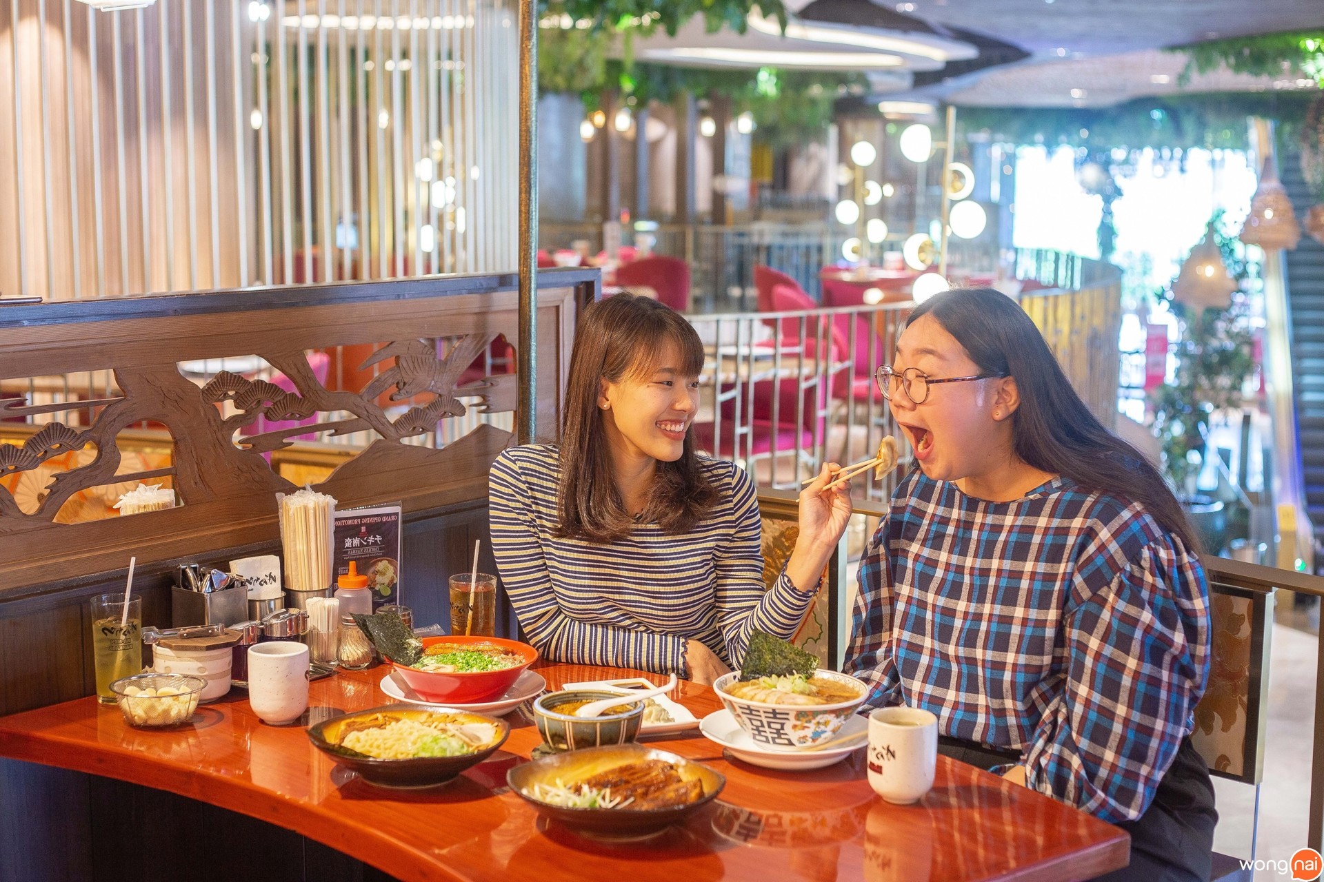 สองสาวชวนลุย 5 ร้านอาหาร ICONSIAM อิ่มฟินกินแหลก พร้อมโปรแจกกระแทกใจ ...