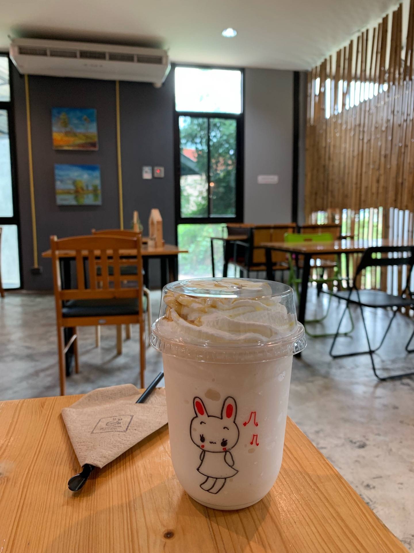 รูป Eat Read Oodlod Cafe' & Bistro 1