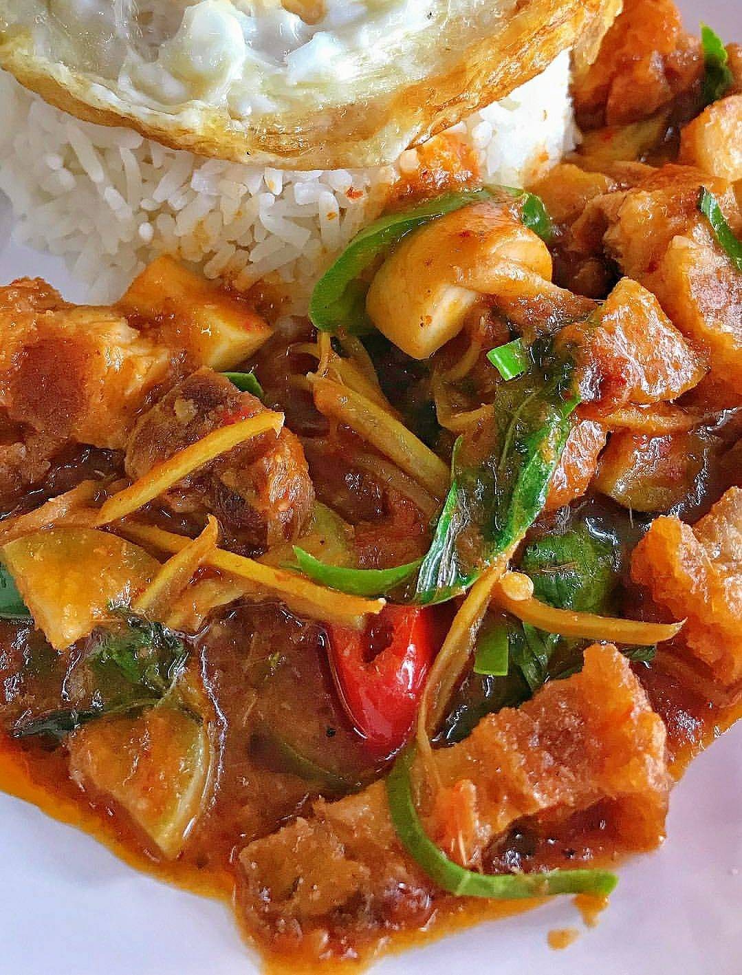 ผัดเผ็ด ร้าน ครัวเชฟรัญชน์ by Chedy สาขา 1 สันติธรรม สันติธรรม - Wongnai