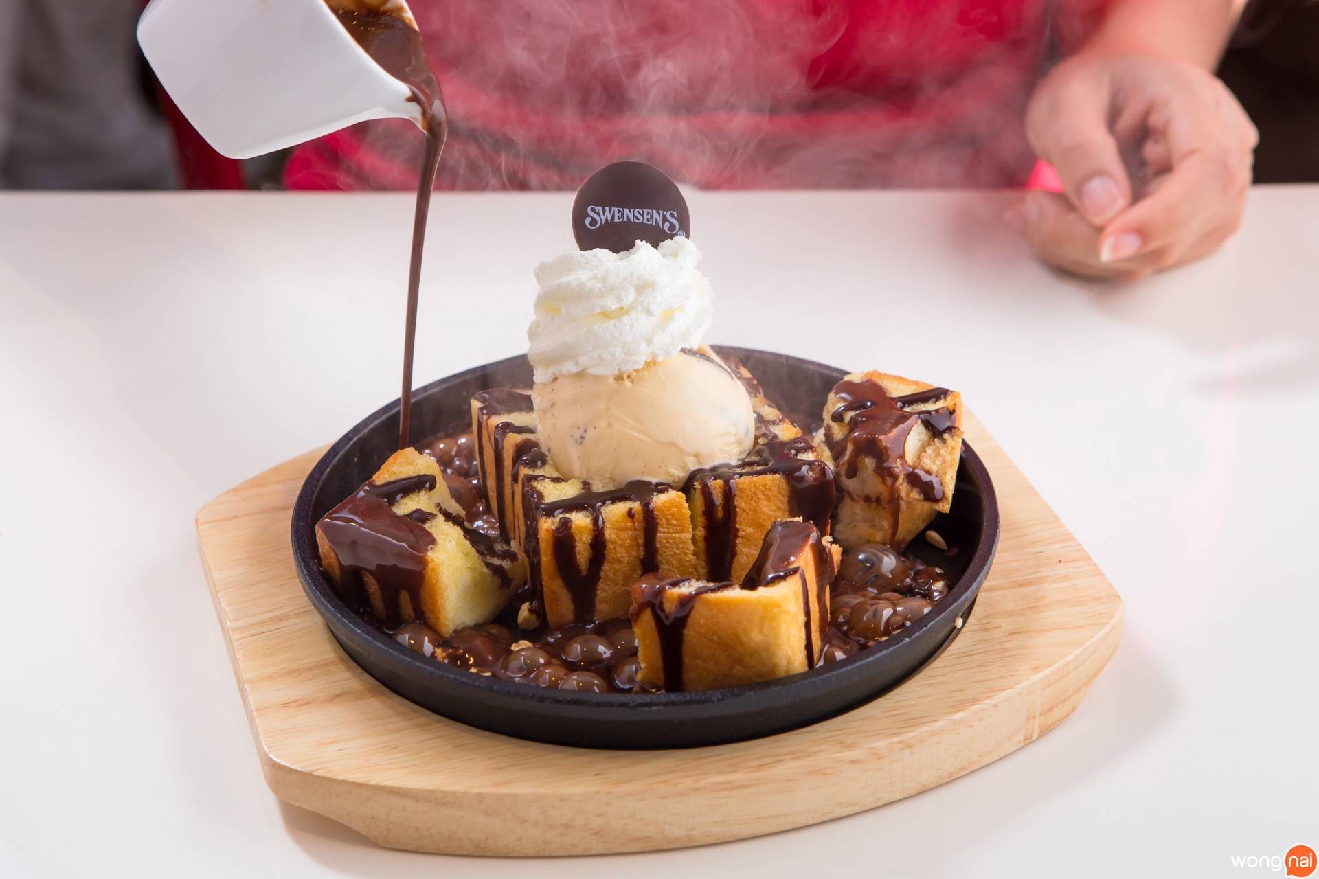 Swensen's ร้านไอศกรีมสุดโปรด เมนูใหม่ Toast on Fire กระทะปะทุ!