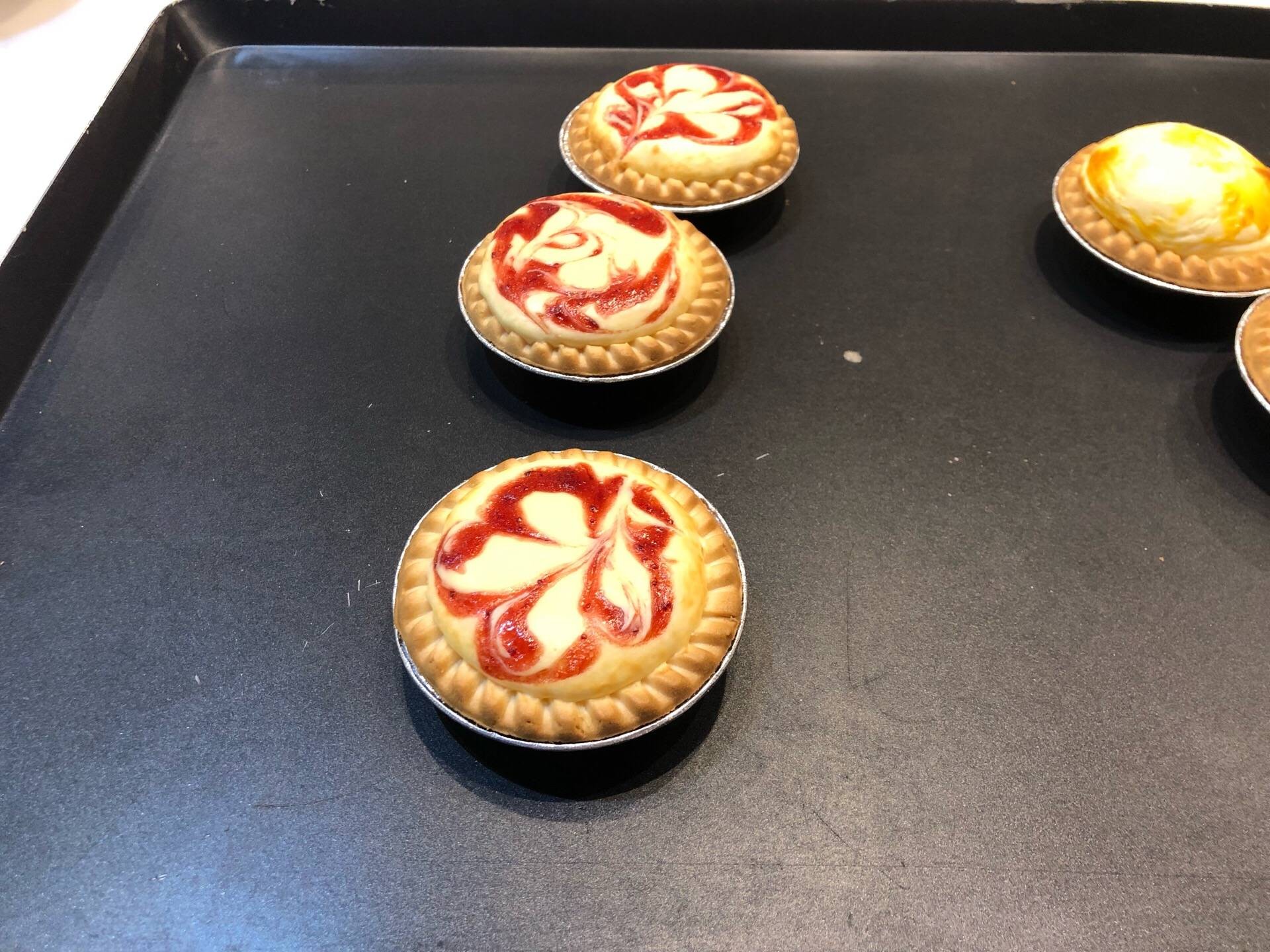 ชีสลาวาทาร์ตหน้าสตอเบอรี่ ร้าน MX Cakes & Bakery เซ็นทรัลบางนา