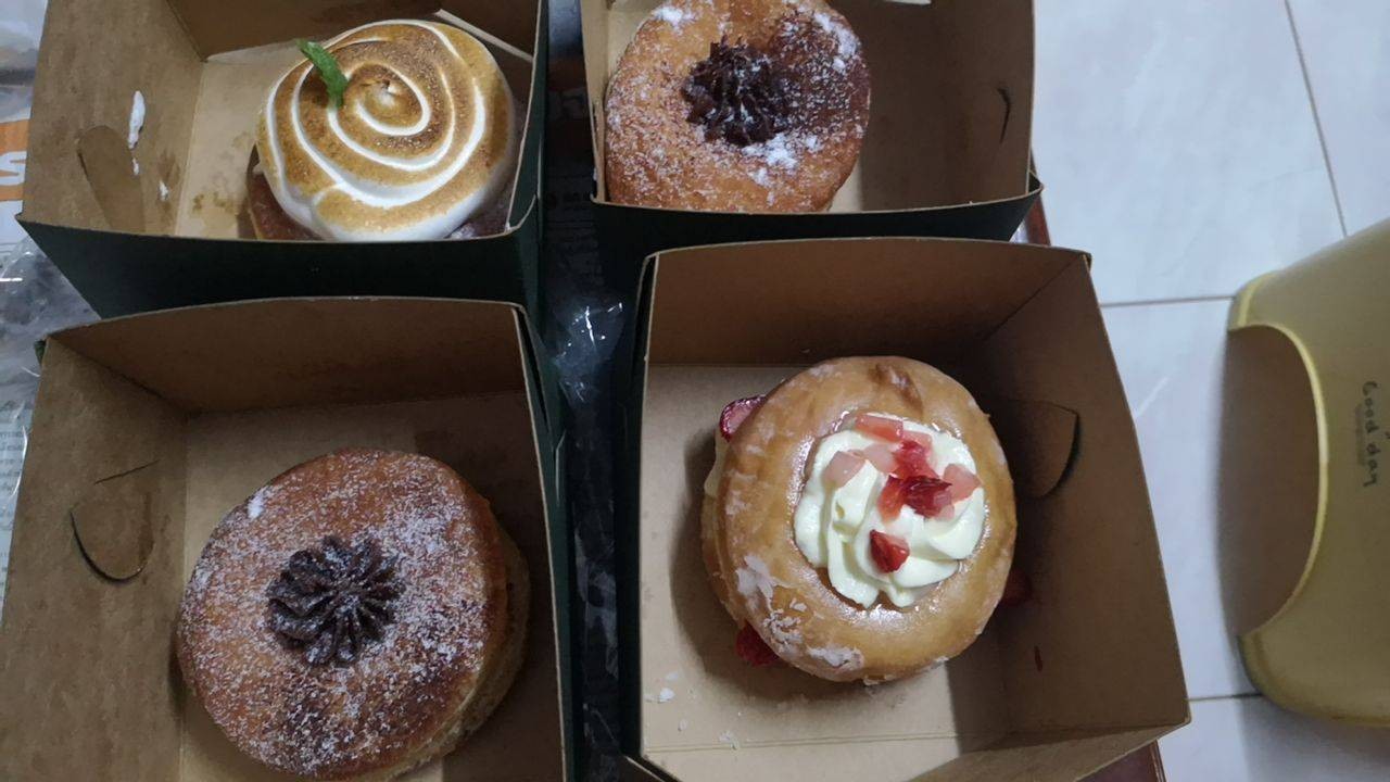 รีวิว Moon Doughnuts & Drinks - อร่ยคะลองซื้อมากินแล้วผ่านเลย - Wongnai