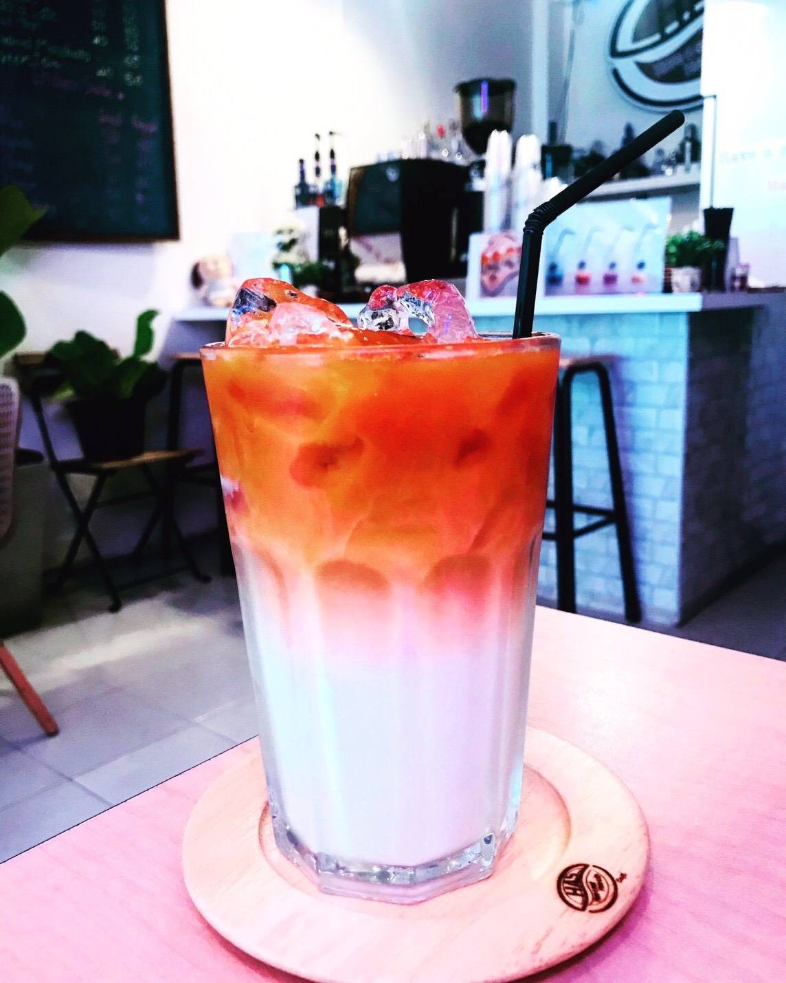 รีวิว HAS Cafe' & Bar - ร้านสวยน่านั่ง กาแฟอร่อย(แต่สั่งชา)