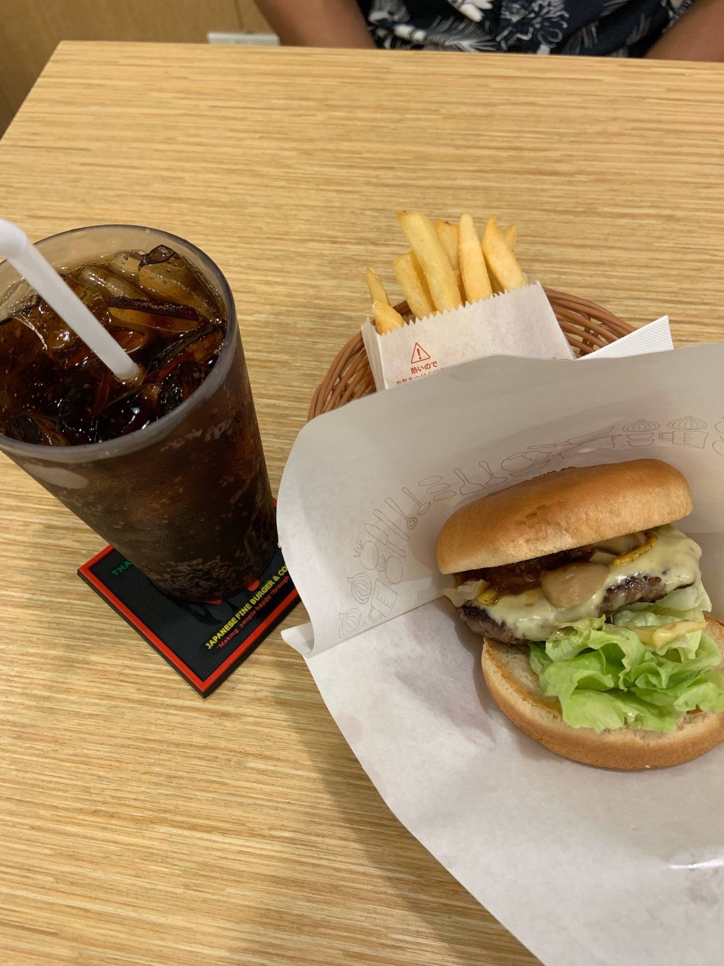 รีวิว MOS BURGER Central Plaza Rama 3 - MS007 - Beef Burger - Wongnai