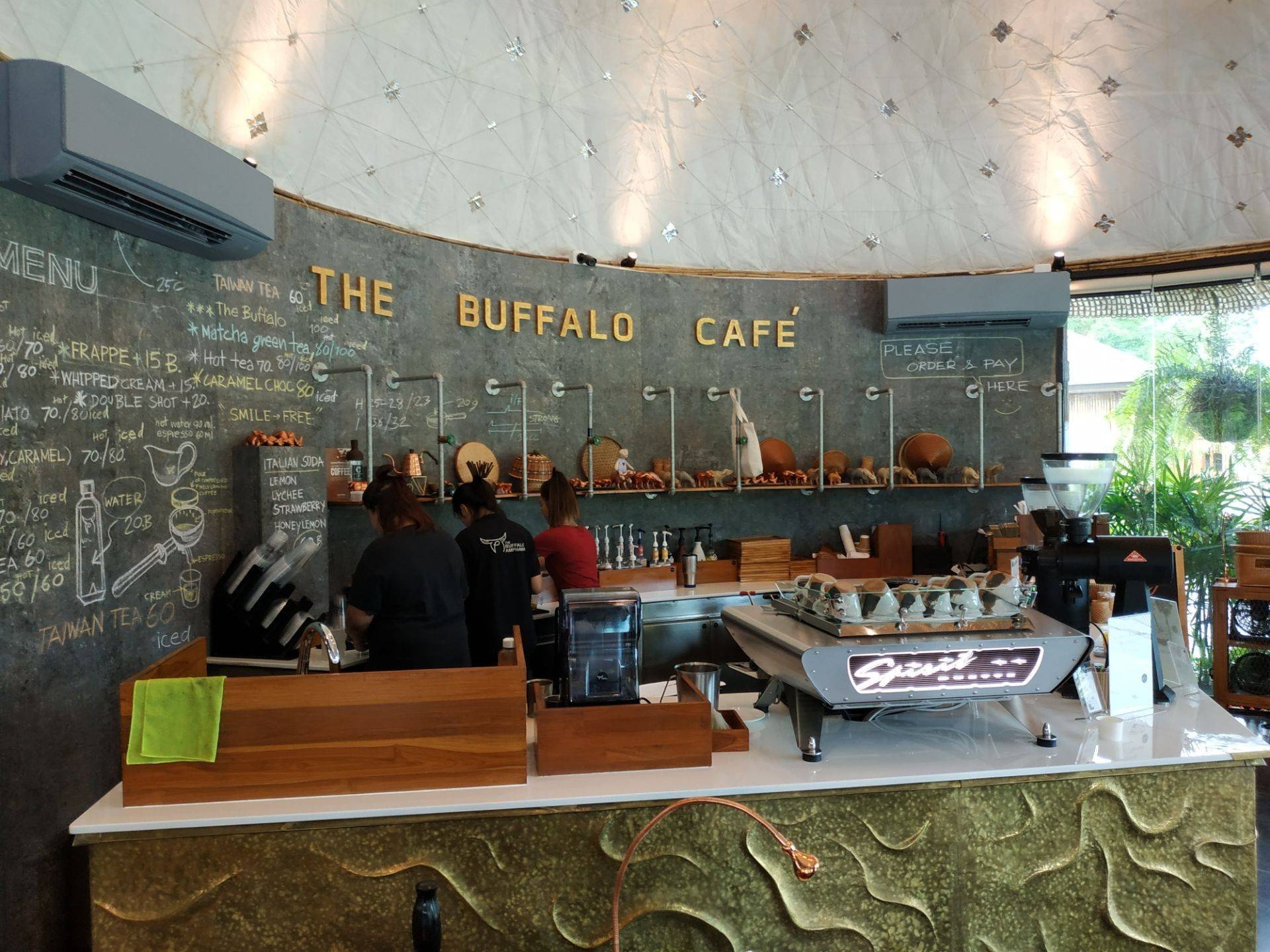 รีวิว The Buffalo Cafe' - พื้นที่กว้างขวาง เครื่องดื่มเข้มข้น ขนมอร่อย มีน้องควายน่ารัก ๆ ให้ดู