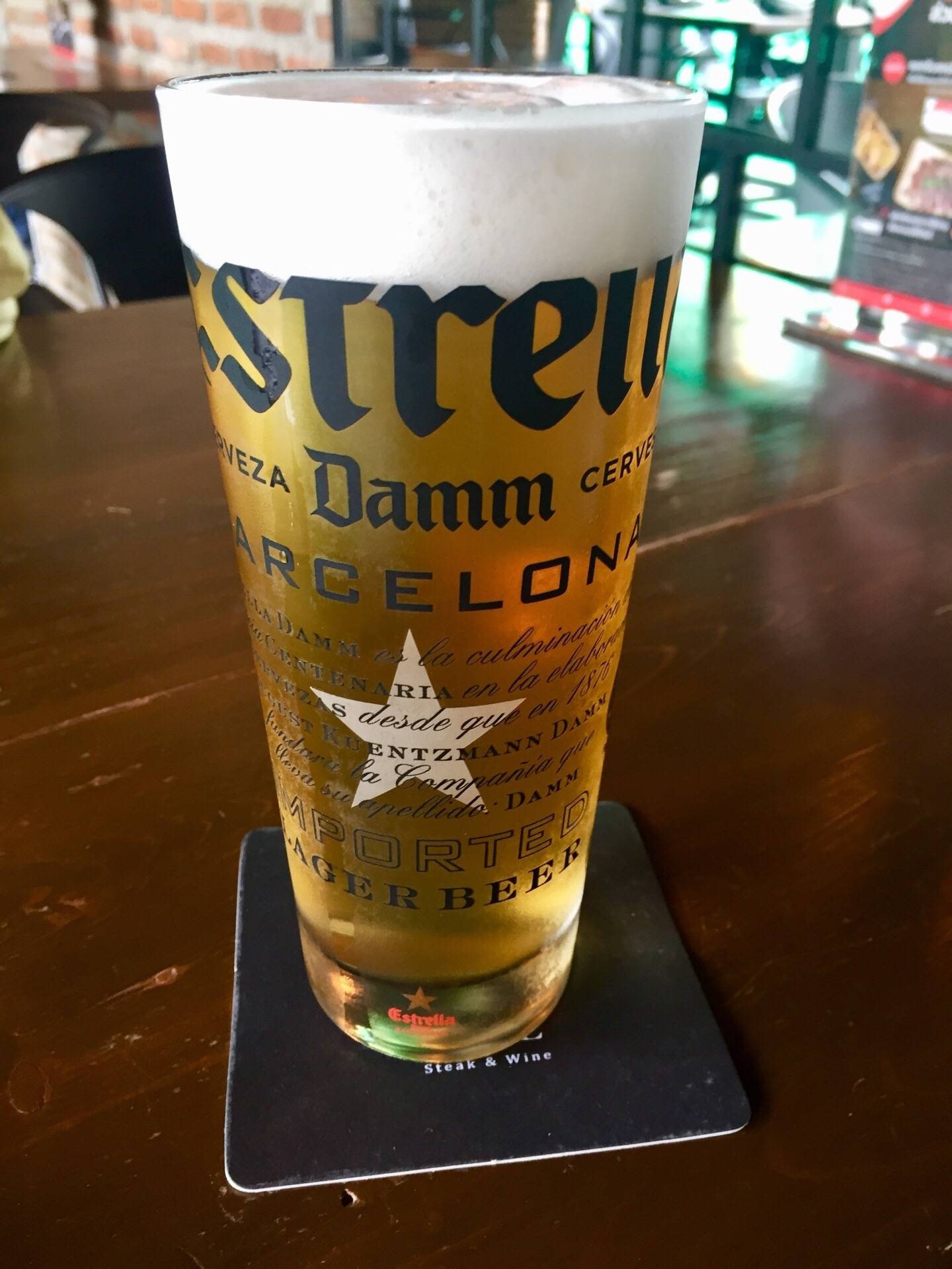 Estrella Draft Beer • เบียร์สดรสชาติดีจากสเปน ร้าน Medium Rare Steak & Wine