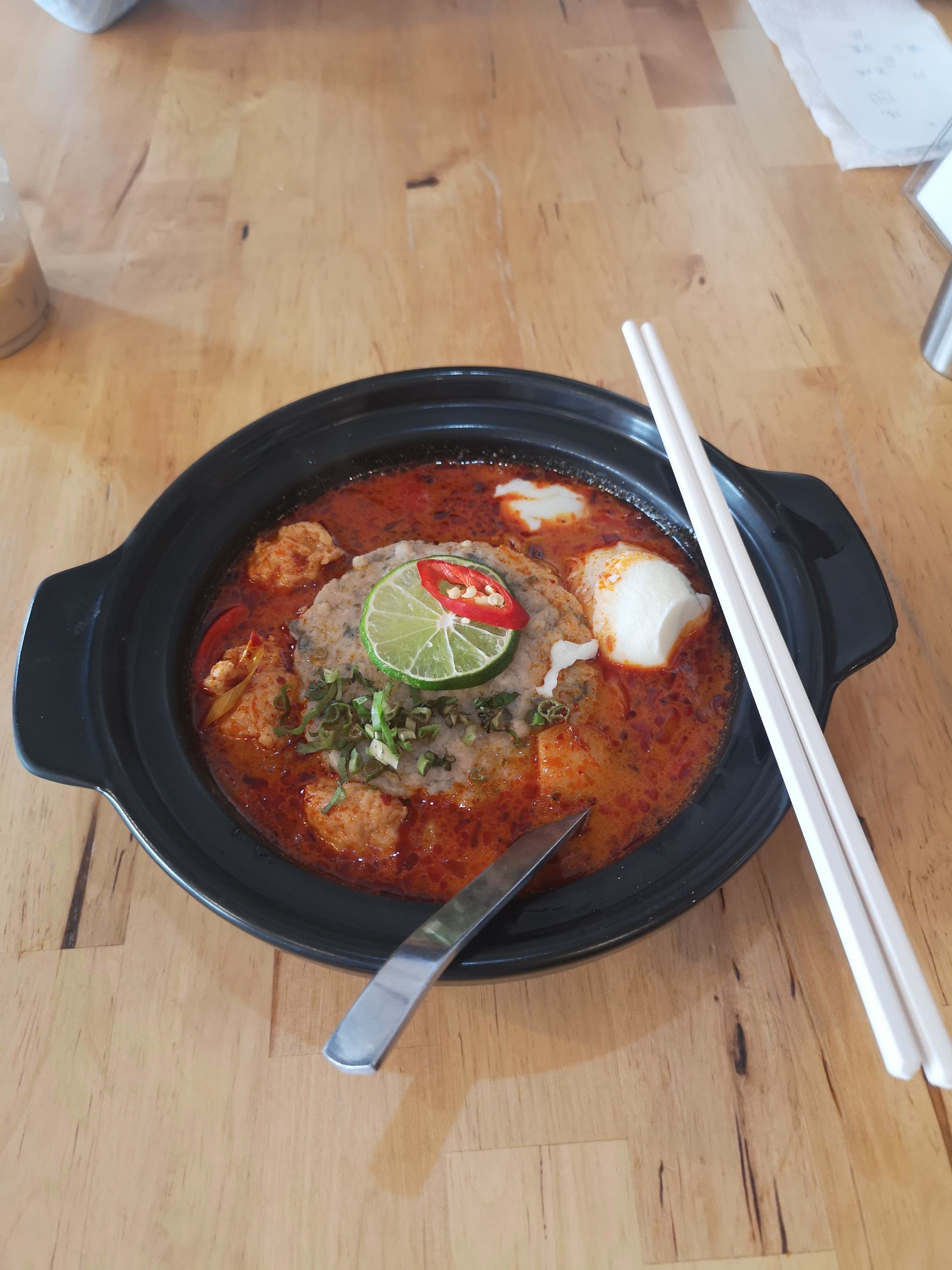 รีวิว Mee Ok (หมี่โอเค) สามย่าน - เส้นบะหมี่นิ่ม เข้าถึงรสชาติต้มยำ ...