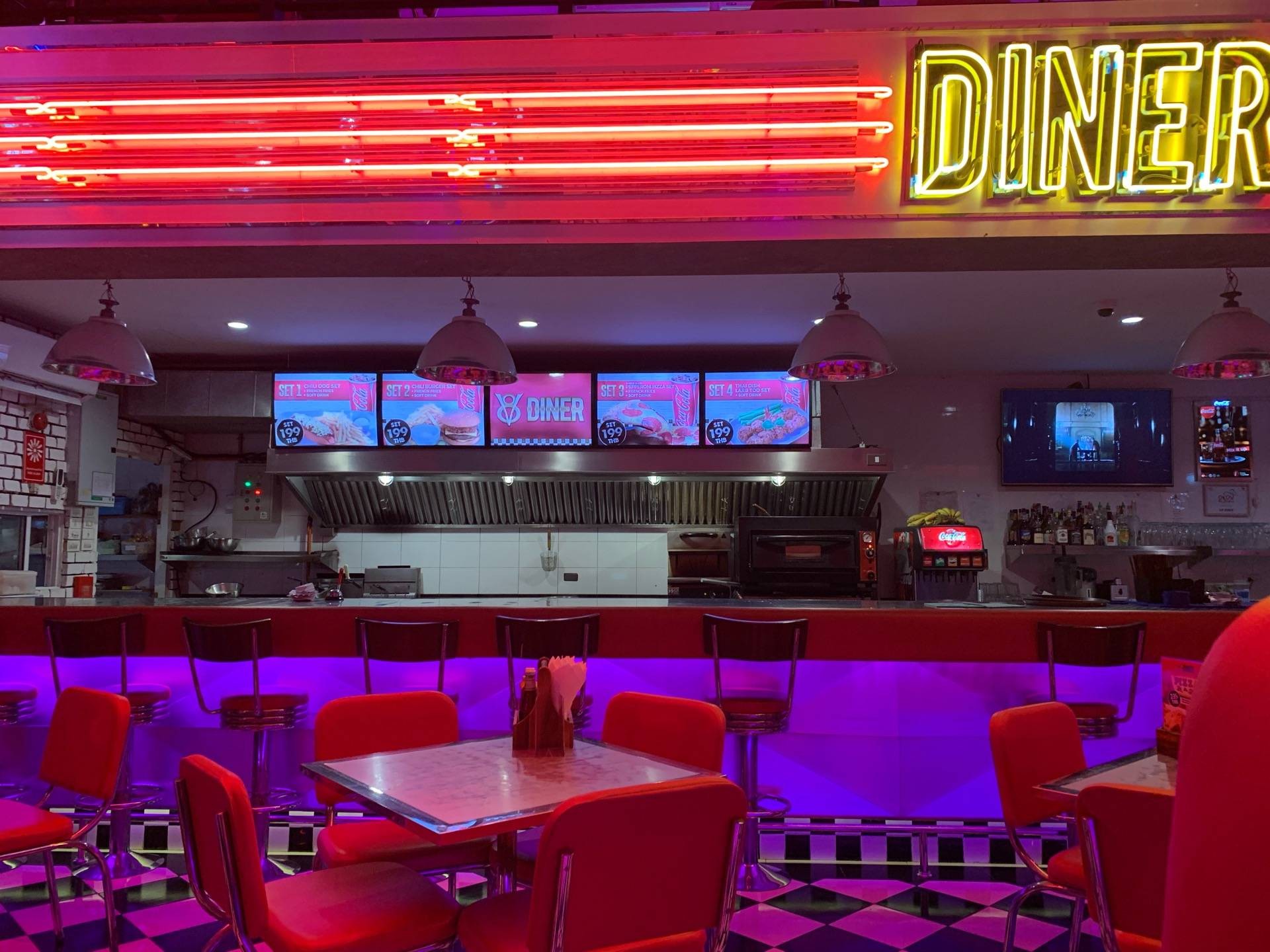 รีวิว V8 Diner สุขุมวิท11 - ร้านอาหาร Diner ยุค 50s กลับมาแล้ว