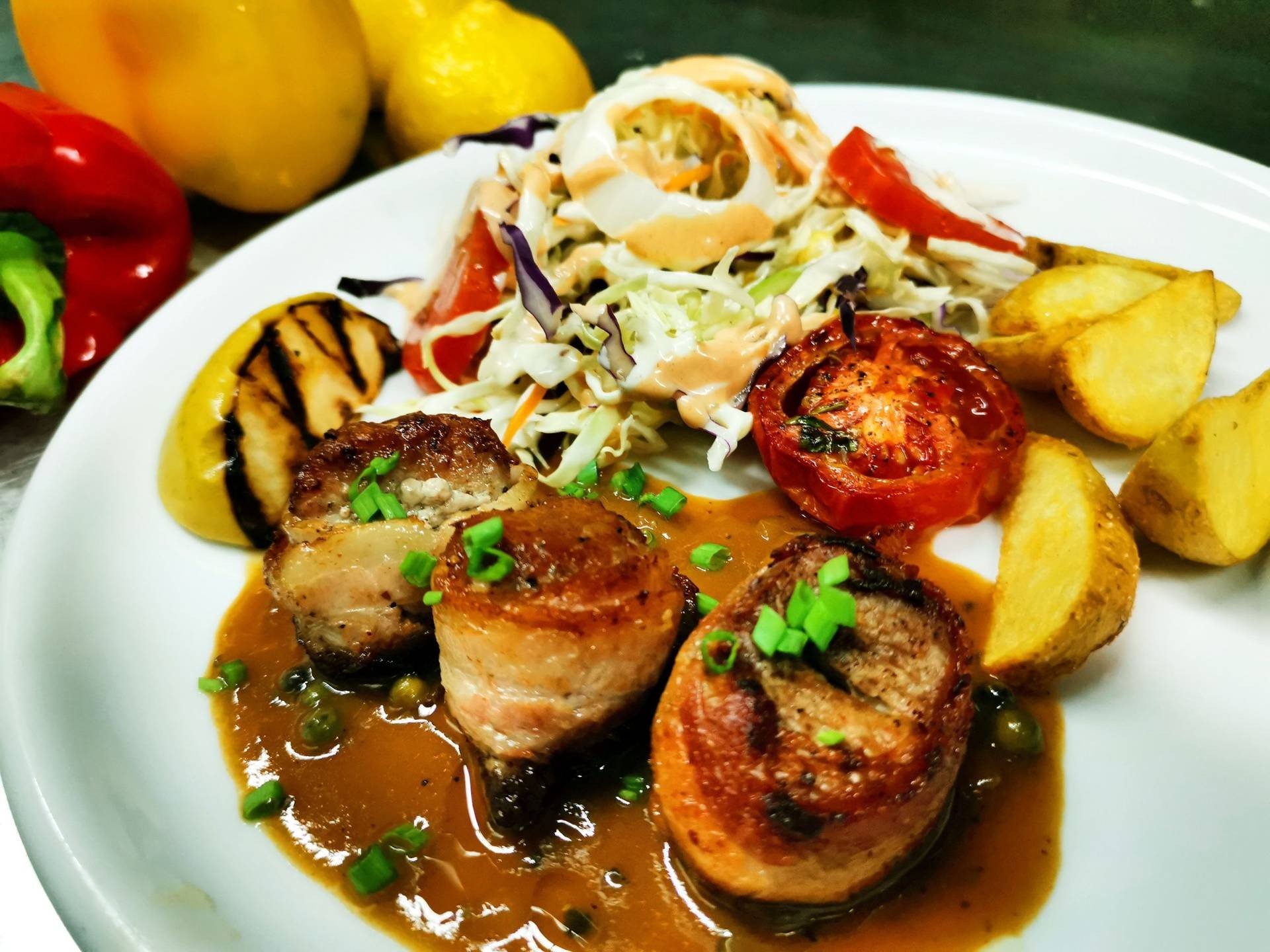 หมูห่อเบคอนแอปเปิ้ลซอส • Very good, it is served with Salad and Chips ...