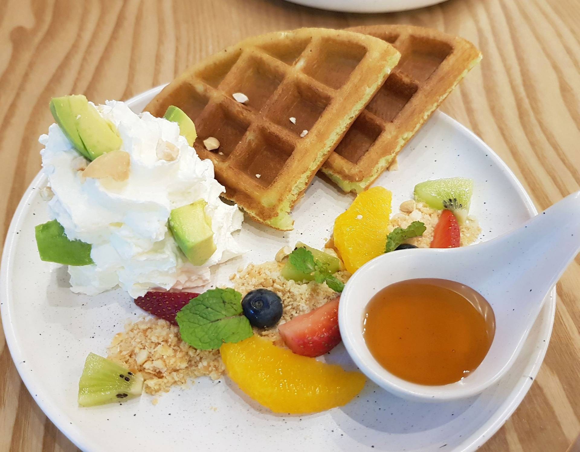 วาฟเฟิลอะโวคาโด ร้าน The Hass Bistro : LP เซ็นทรัลลาดพร้าว ชั้น G