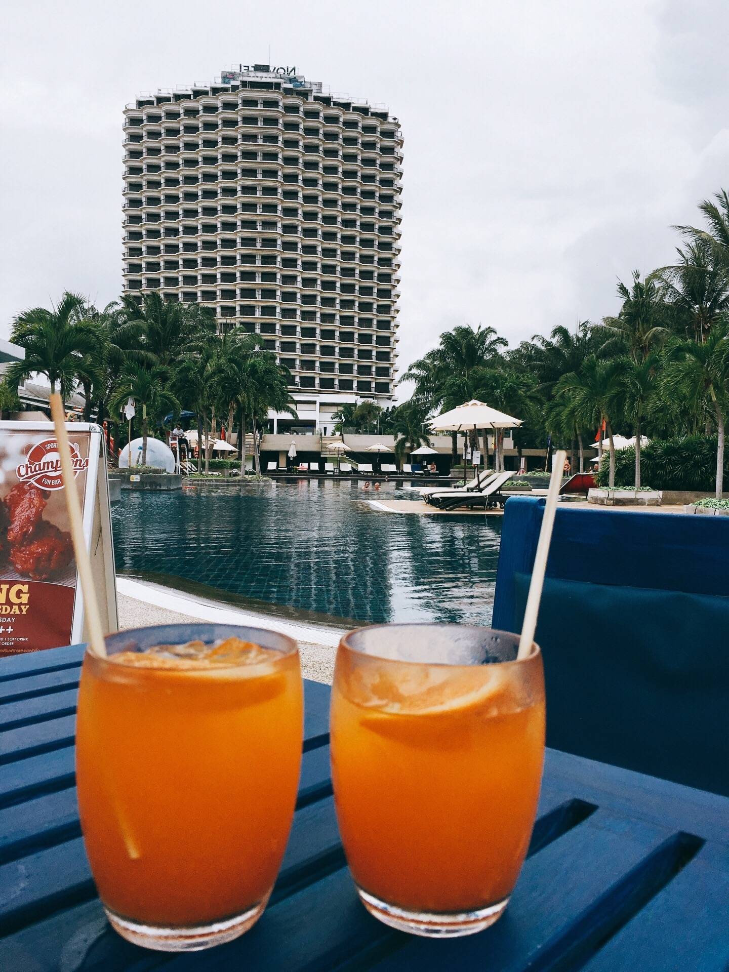 รีวิว Pool Bar Novotel Hua hin - คุ้มค่า ในช่วงเวลา happy hour