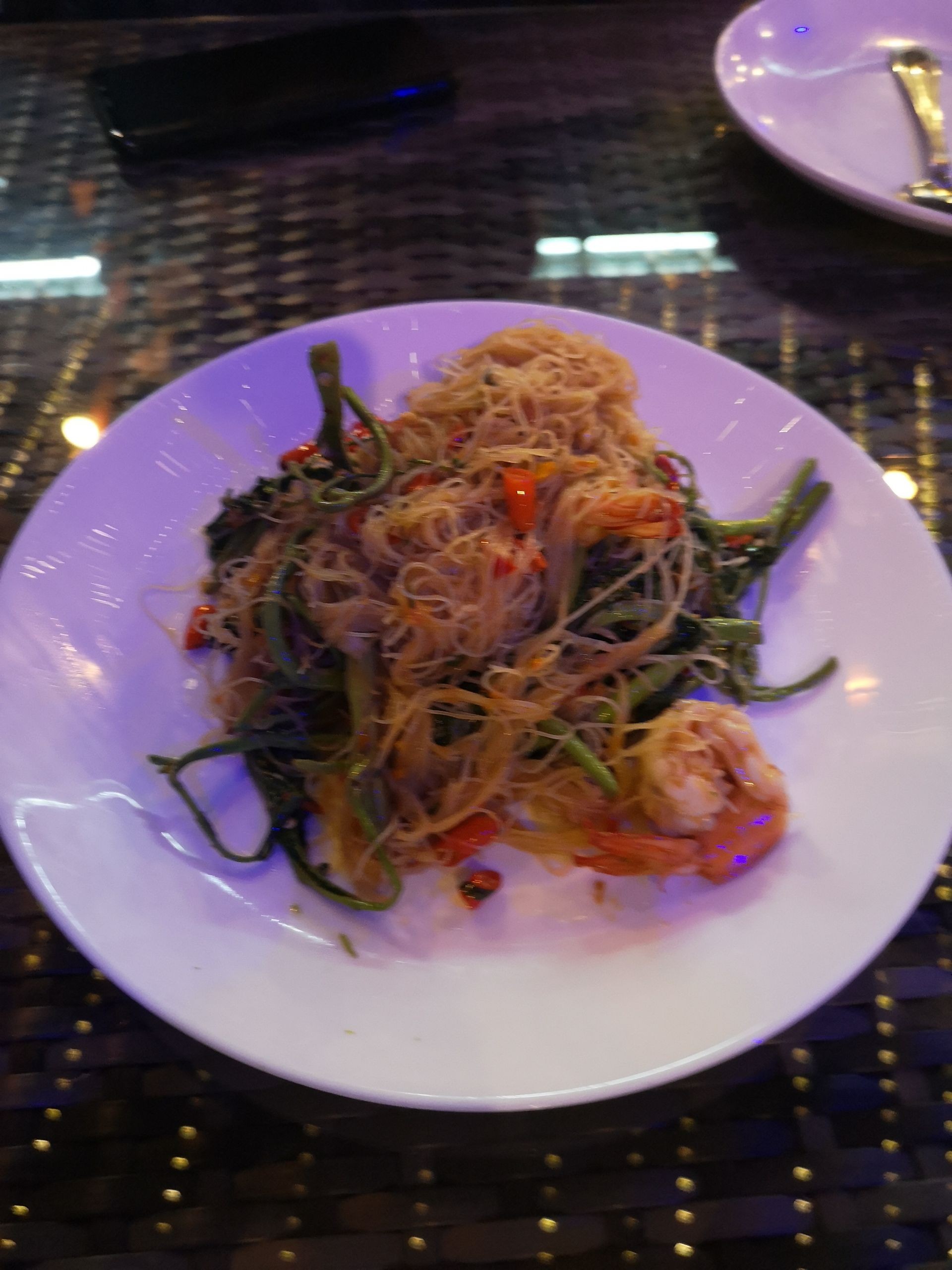 เส้นหมี่ผัดกระเฉดกุ้ง • รสชาติจัดจ้าน ร้าน อร่อย Together Restuarant ...