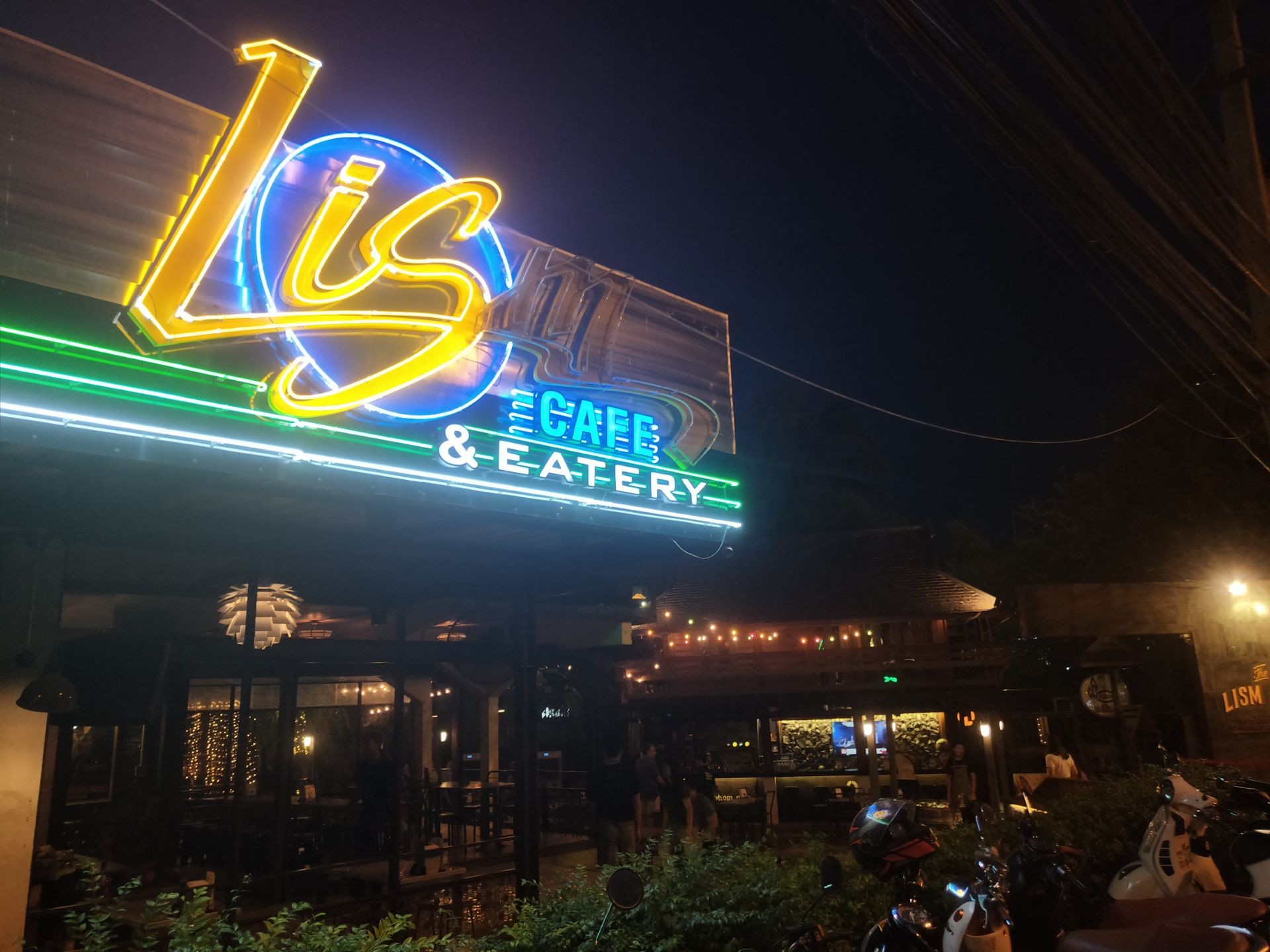 รีวิว Lism Cafe - บรรยากาศดีมาก เพลงสนุก