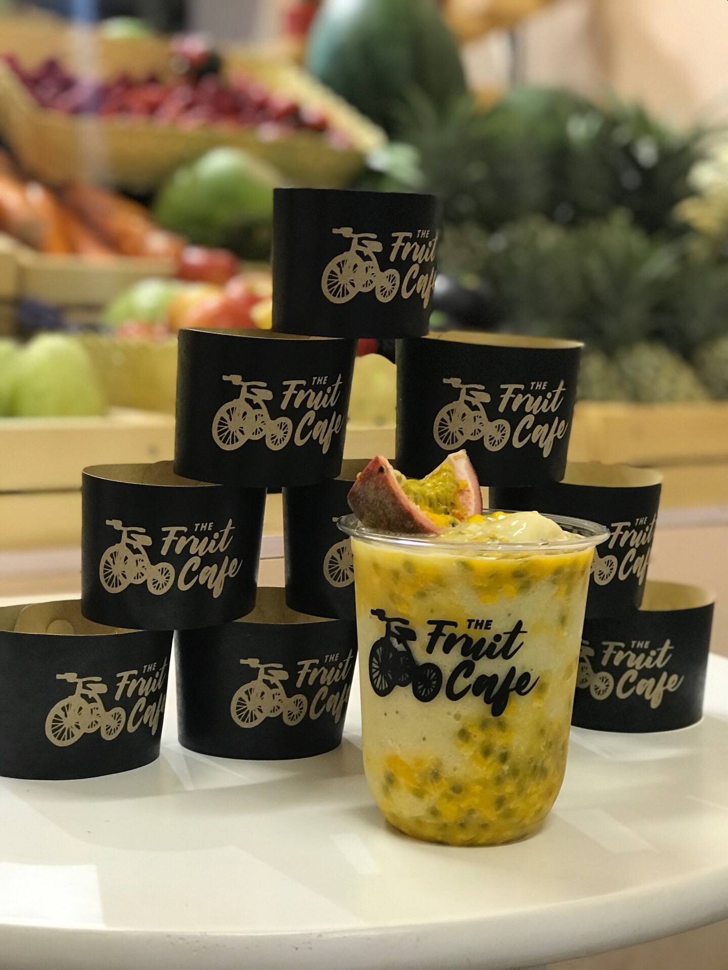 ร้าน The Fruit Cafe (ปั่น อะไร อร่อย) ตรงข้ามประตูแพร่งสรรพศาสตร์ ...