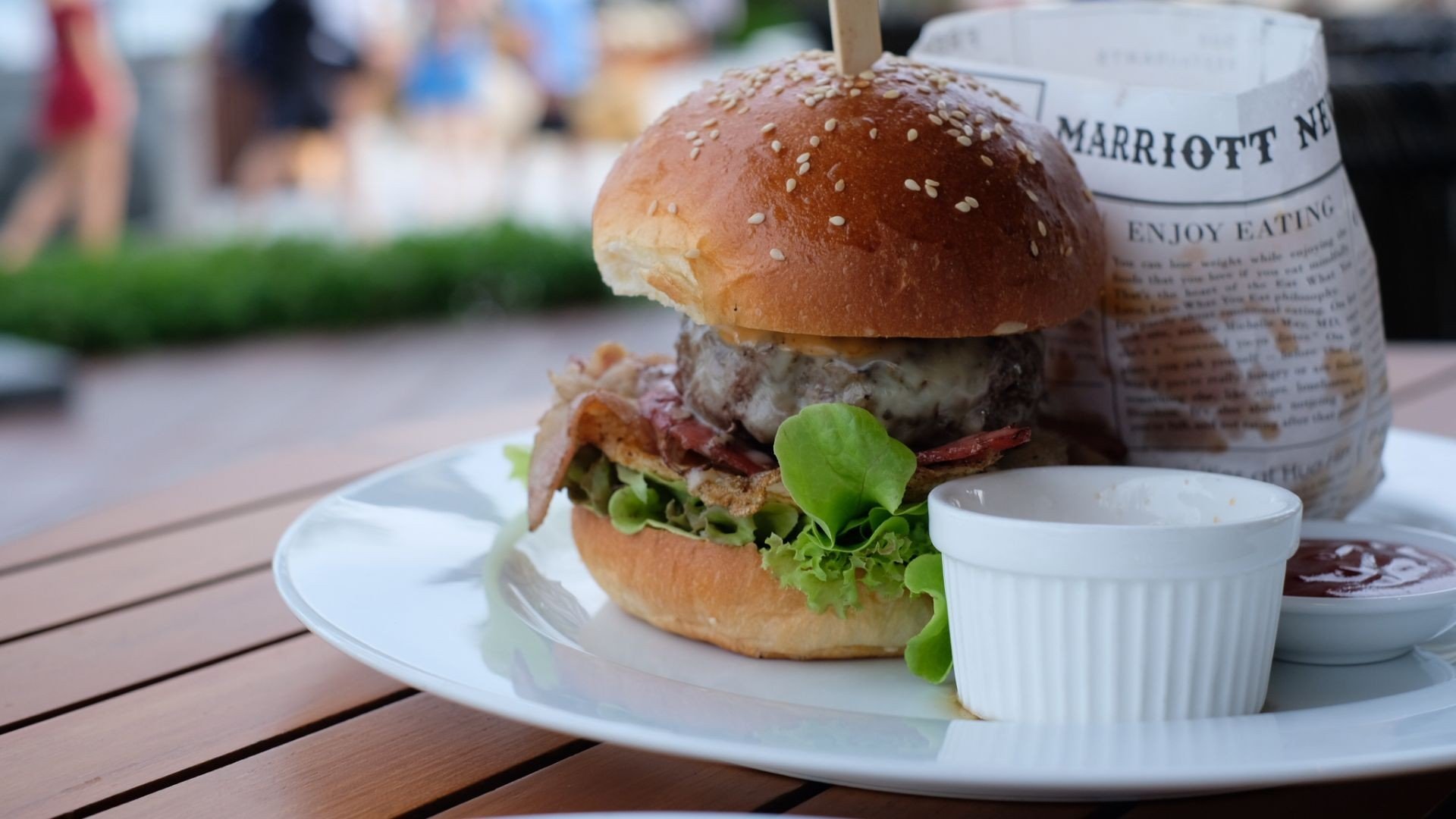 Beef burger • ชิ้นใหญ่ กินแล้วอิ่มนาน รวมๆไม่ต่างกับBurgerที่อื่น ร้าน ...