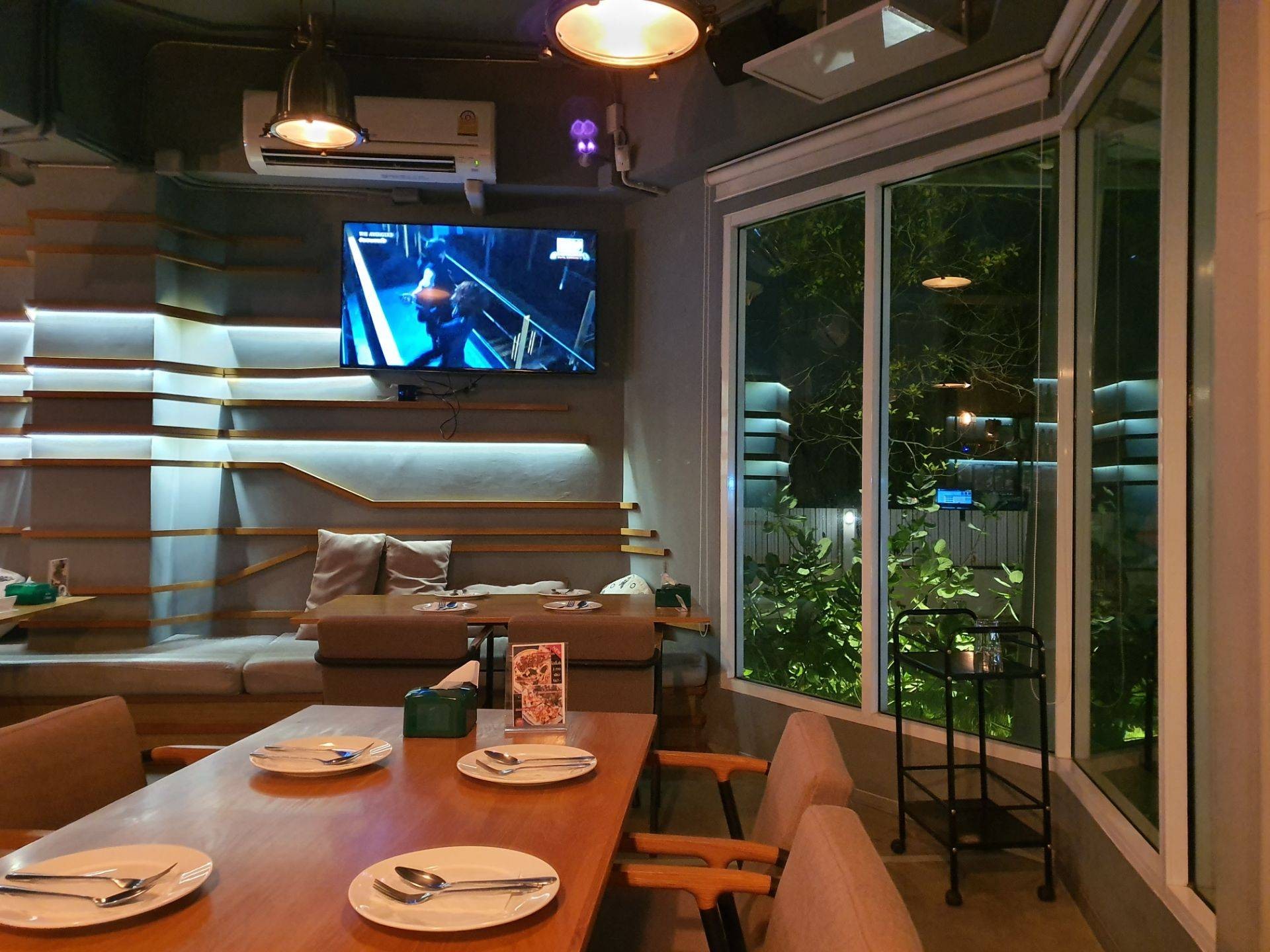 รีวิว Makin Bar & Restaurant - ร้านนี้มีที่จอดรถ รับบัตรเครดิต พนักงาน ...