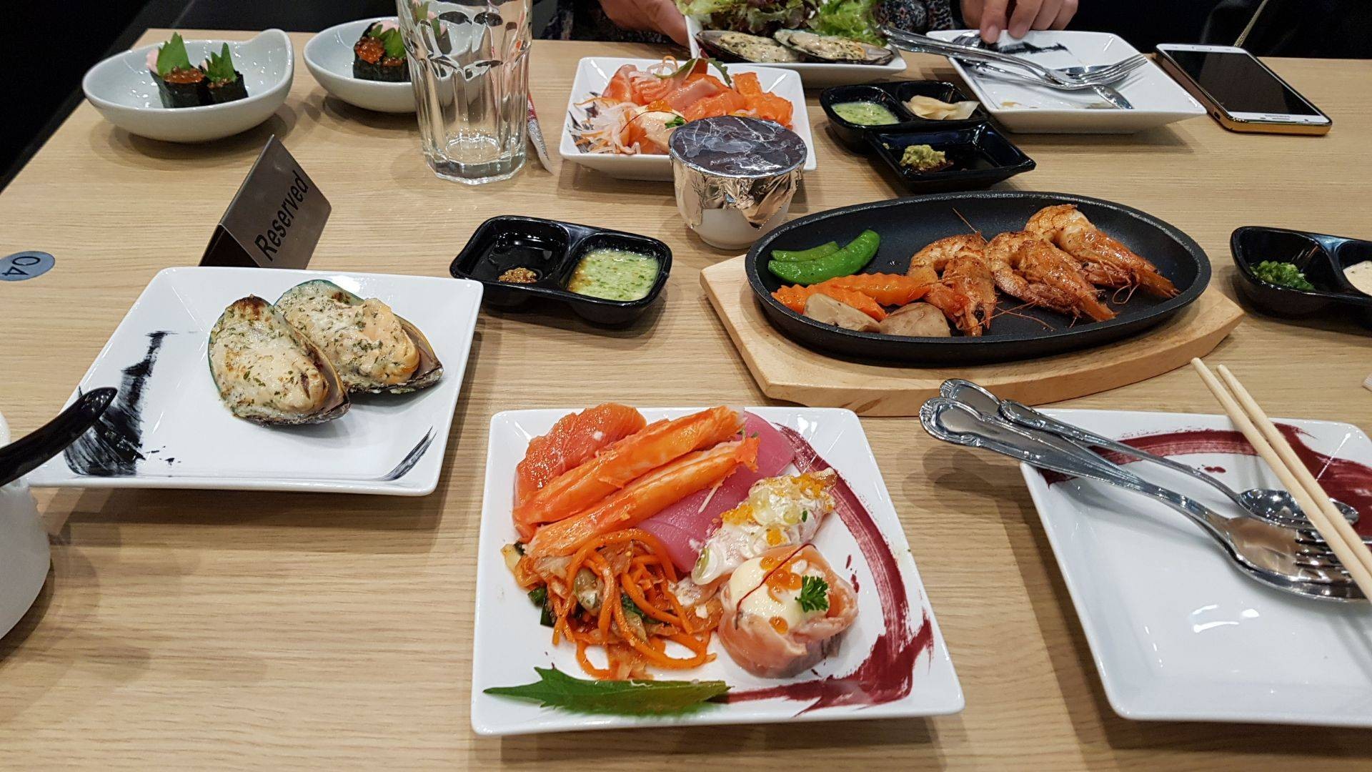 Buffet Sashimi • ถ้าคัดแซลมอนดีกว่านี้จะดีมากๆ ร้าน OISHI EATERIUM สาม ...