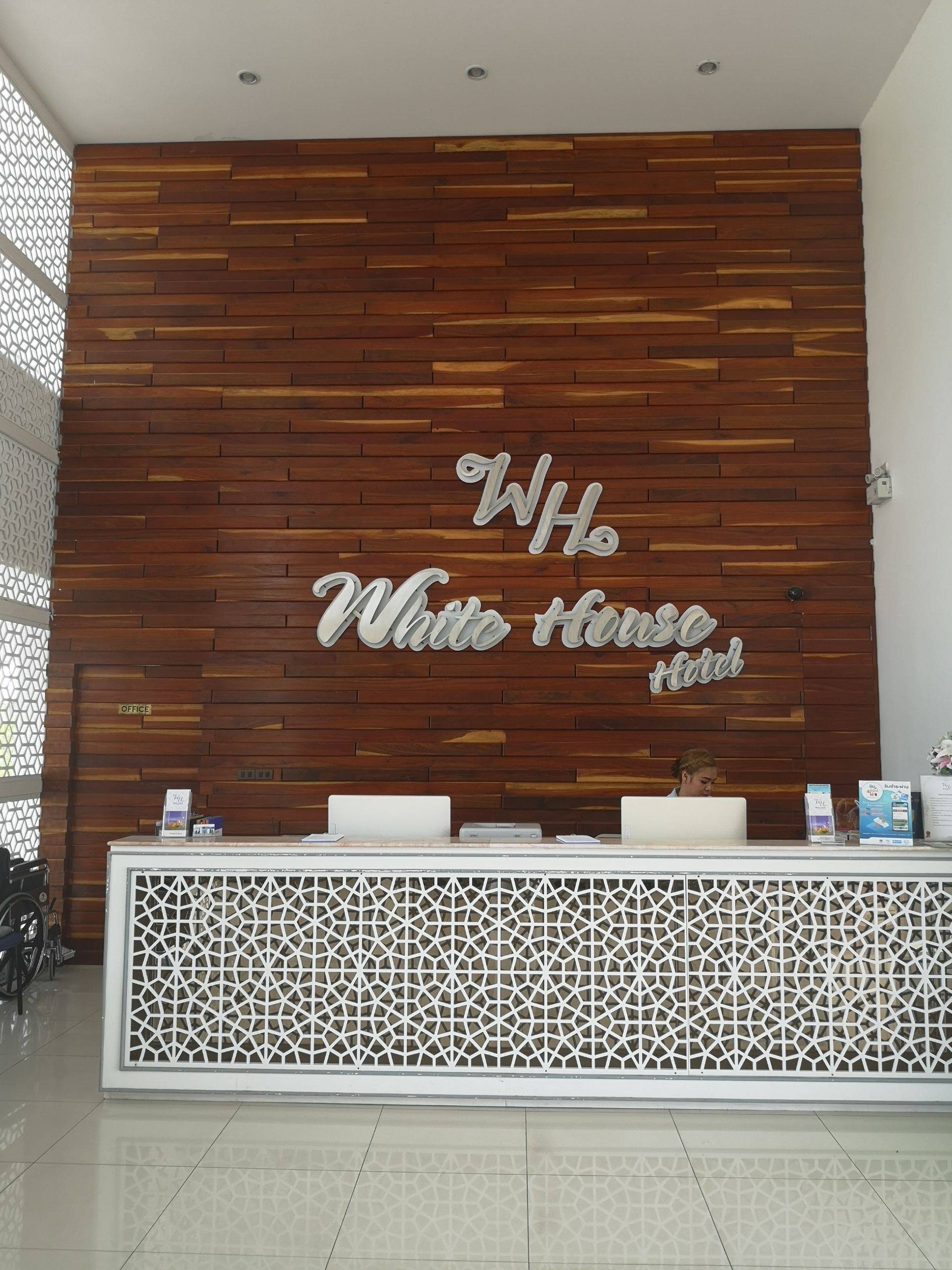 รีวิว White House Hotel - โรงแรมสวย ราคาย่อมเยาว์ อยู่ริมถนนเส้นหลัก ...