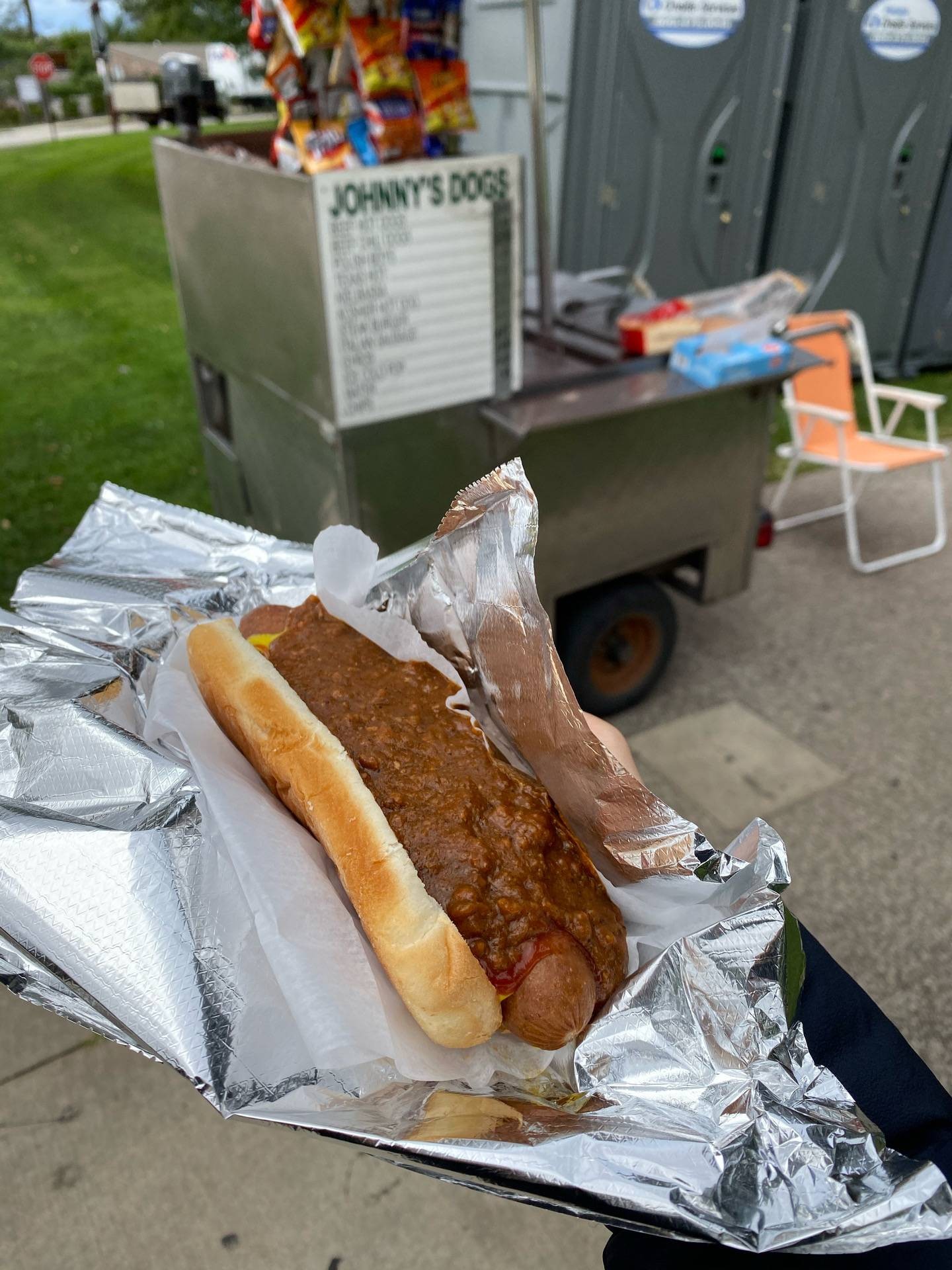 รีวิว Johnny’s Dogs Stand Cleveland - ดูงานศิลปะเสร็จ ก็มากิน Hot dog!
