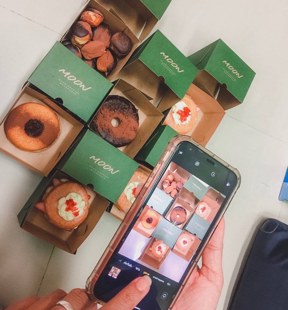 รีวิว Moon Doughnuts & Drinks - คิวยาวแค่ไหน "ฉันต้องได้กินโดนัทร้าน Moon"