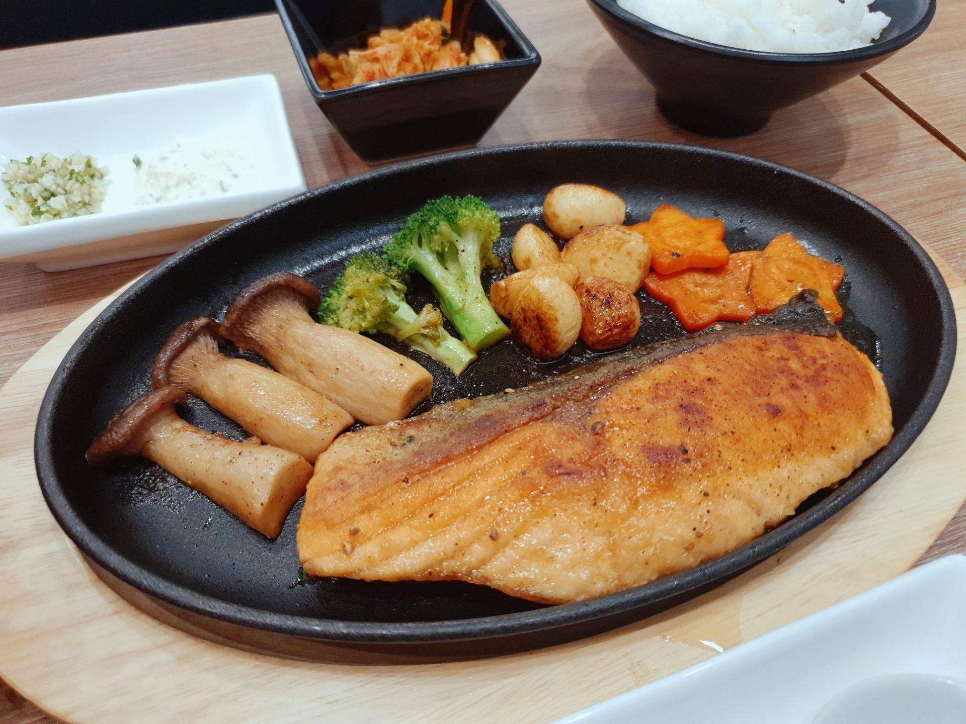 รีวิว ริว ซูชิ บาร์ Ryuu Sushi Bar - ร้านสวย ดีไซน์ภายในดี อาหารอร่อยค่ะ