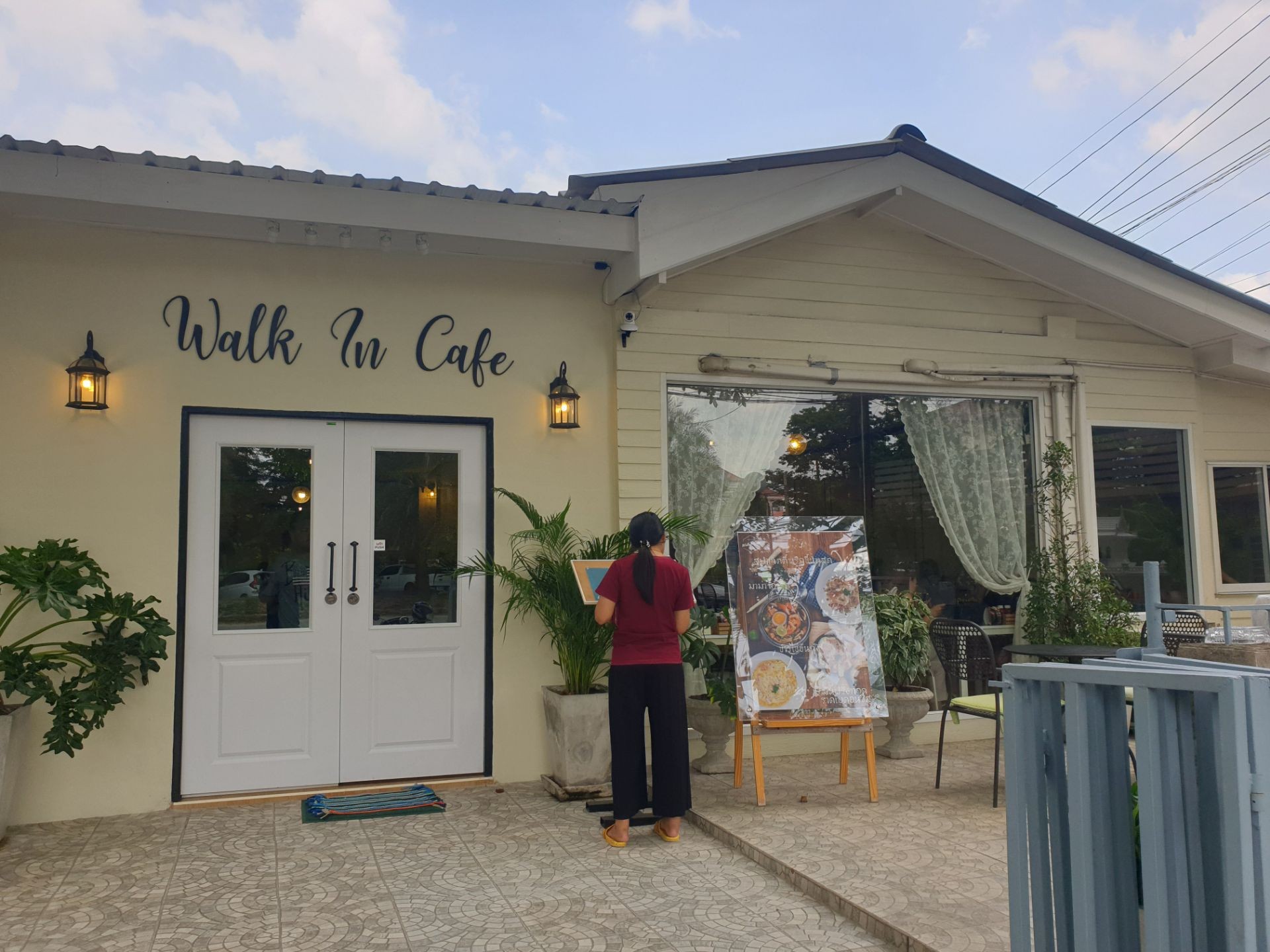 รีวิว Walk In Cafe - ร้านสะอาด อาหารอร่อย ตกแต่งดี