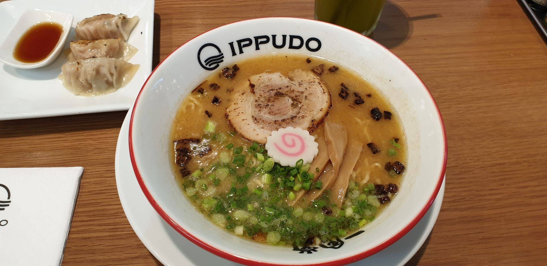 รีวิว Ramen Ippudo Central Pinklao - วันนี้มาเดินเล่นผ่านหน้าร้านบริกรร้องบอกน้ำซุปเราอร่อยนะคะ ...