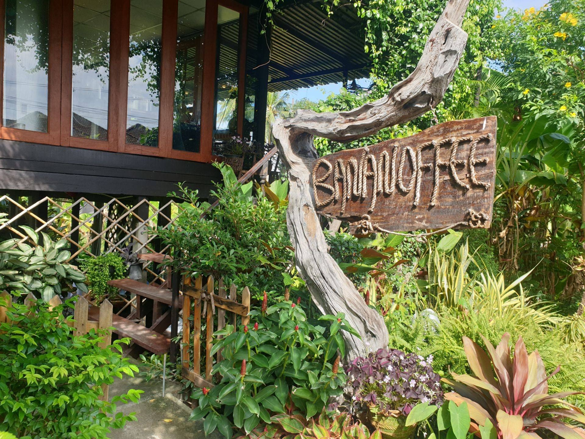 รีวิว Bananoffee Cafe - ร้านกาแฟในสวนที่แสนจะร่มรื่น