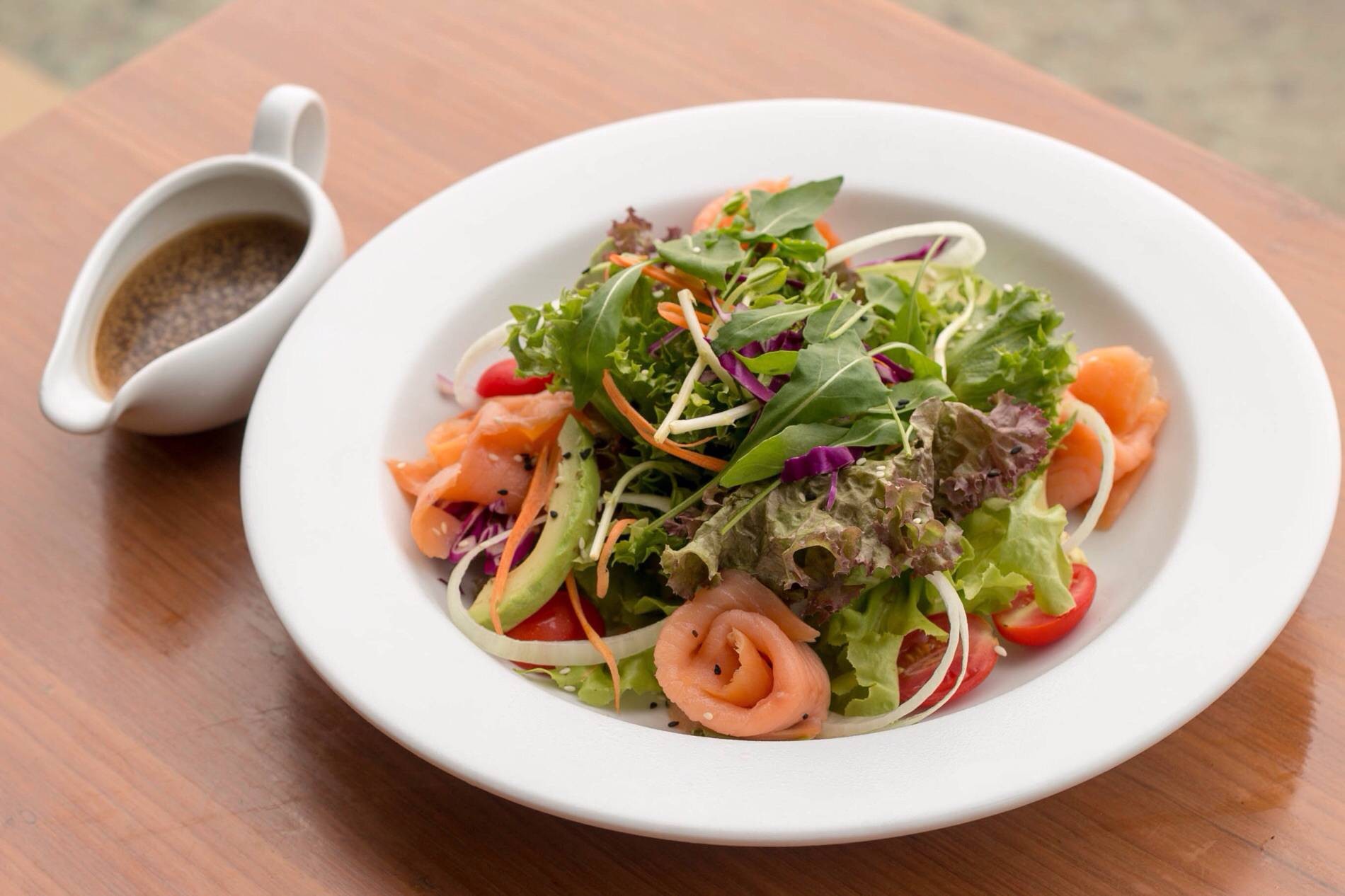 สลัดปลาแซลมอนแบบญี่ปุ่น • image ร้าน Radius Restaurant at Cape Dara Resort