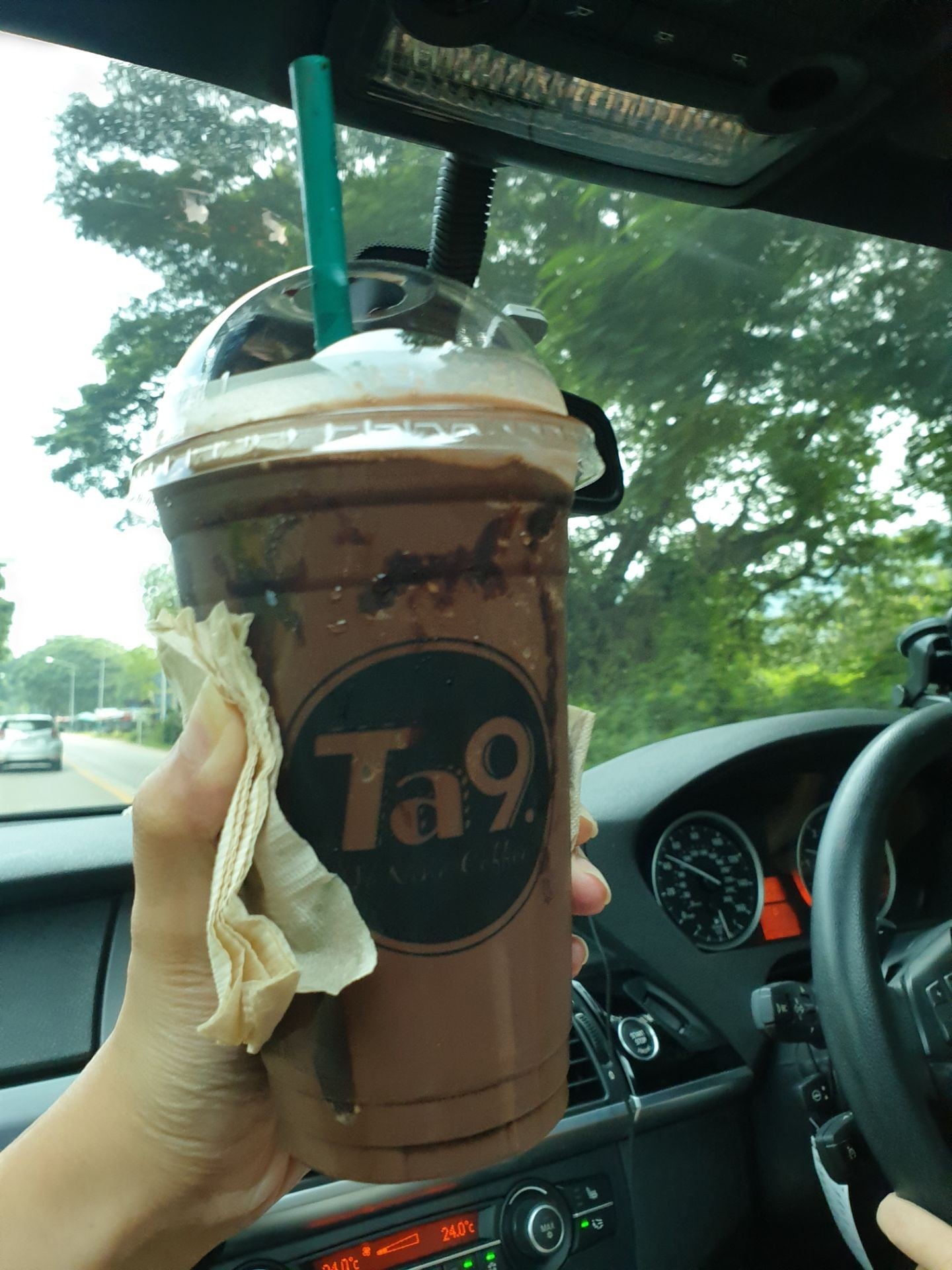 รีวิว Ta Nine Coffee - ช็อคโกแลตปั่นเข้มข้น ขนมปังกรอบนุ่มอร่อย