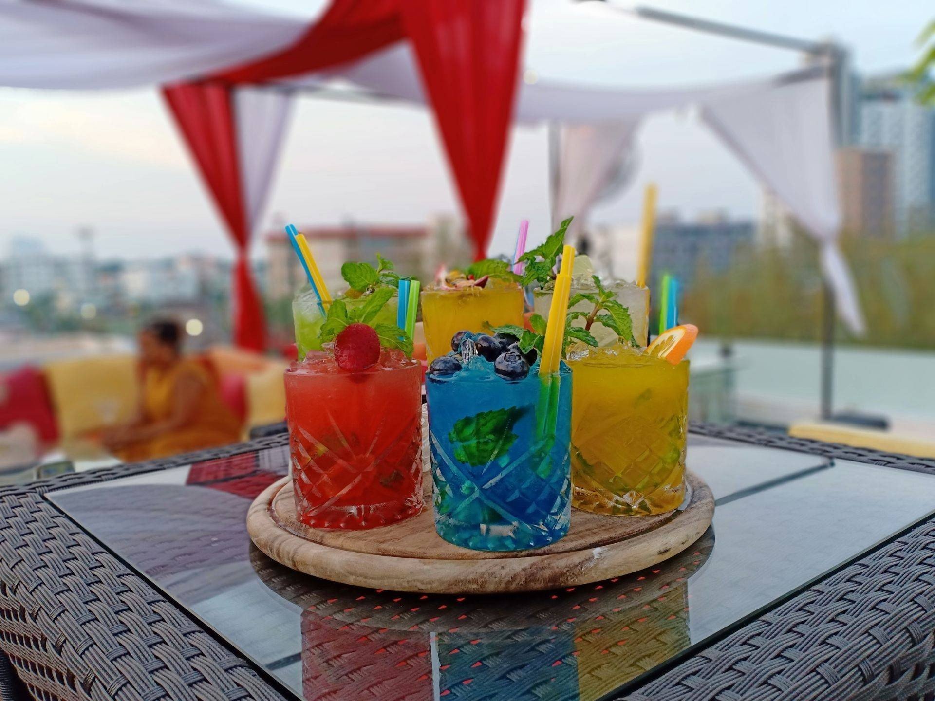 รีวิว EAST - Rooftop Bar & Lounge - แนะนำเลยค่ะ บรรยากาศดีมาก ค็อกเทล ...