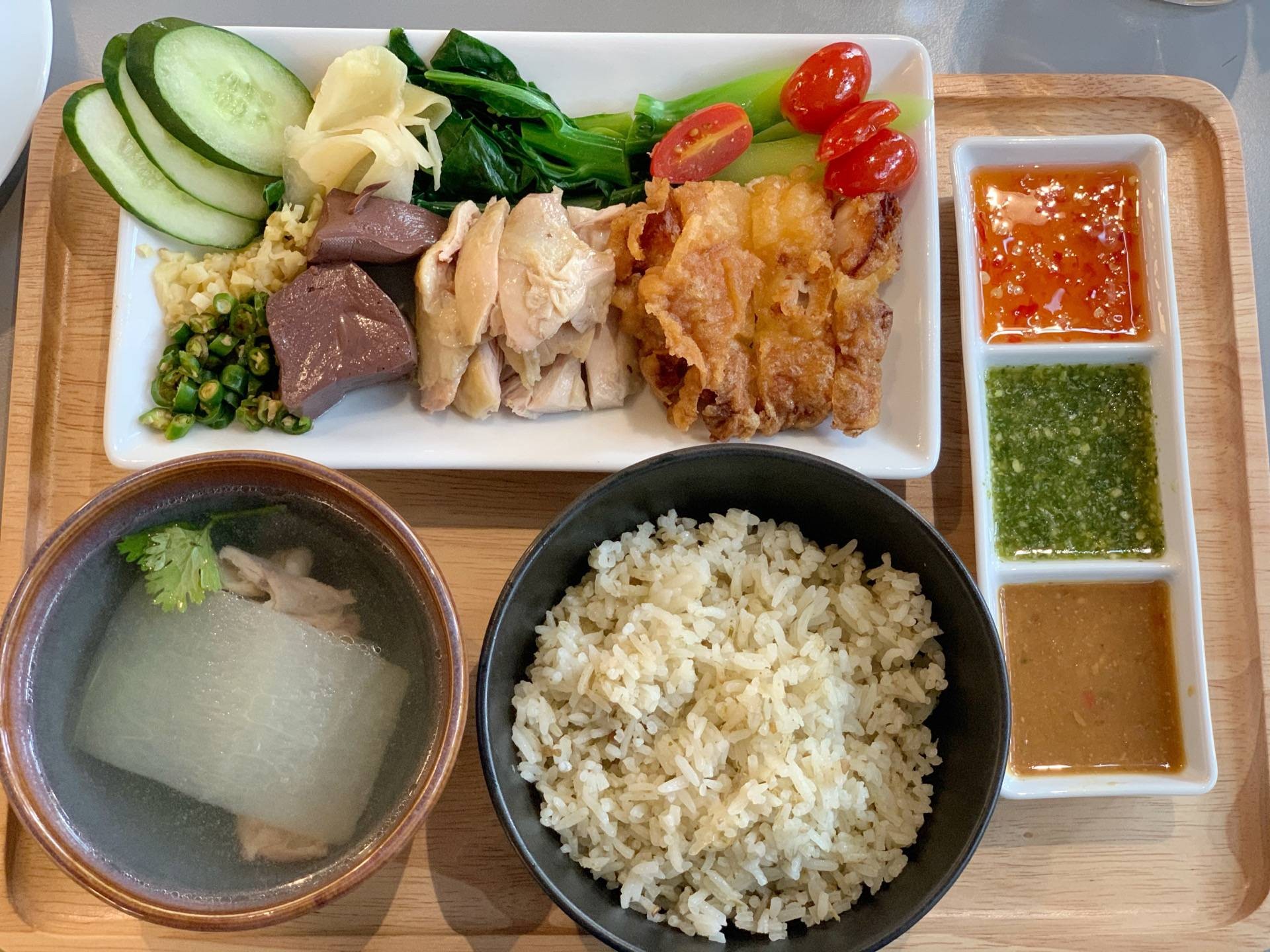 รีวิว Gai Hound Organic Chicken Rice J Avenue - กลางๆพอทานได้ - Wongnai