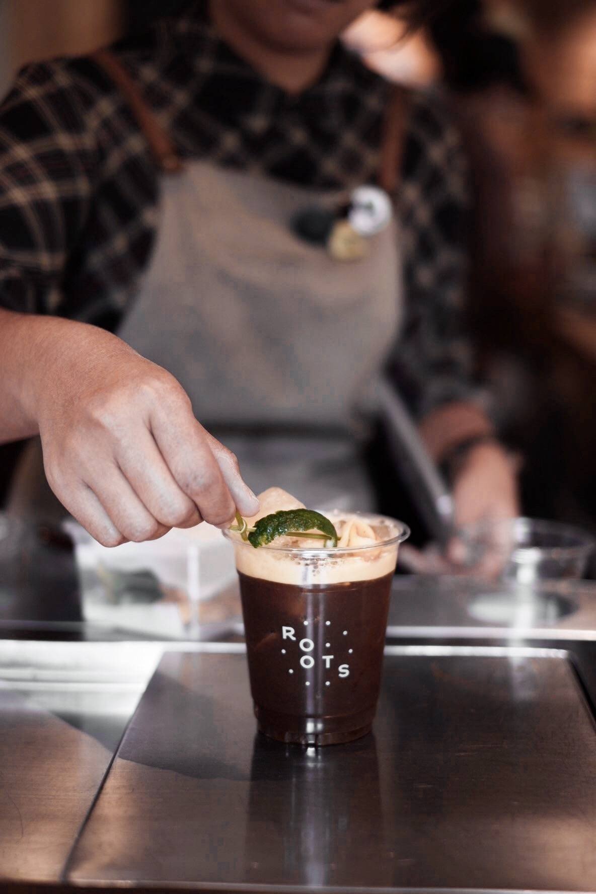 รีวิว Roots at Sathon Bhiraj Sathon - กาแฟดี orange tonic สดชื่นมาก